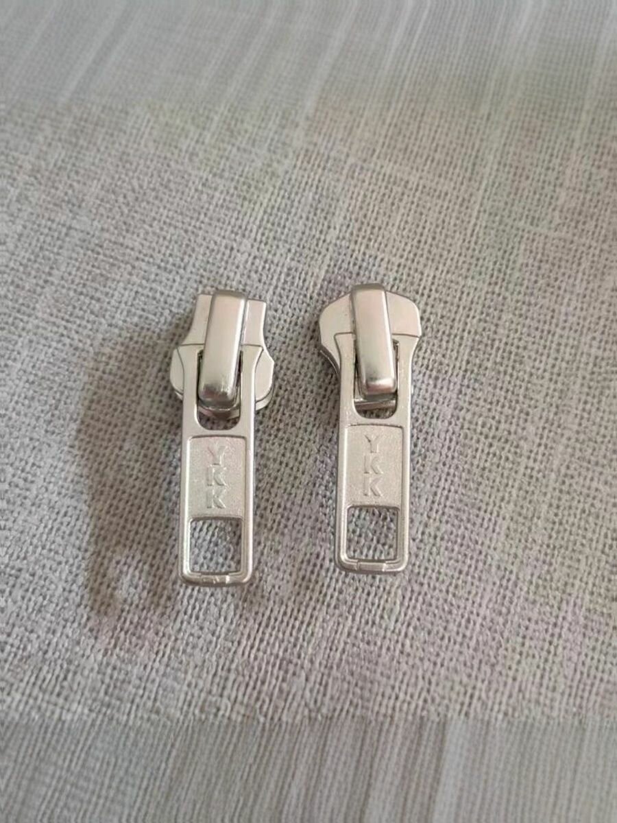 Бегунки YKK для металлической и пластиковой молнии "трактор". 2 штуки. Тип 5. Матовое серебро. Квадратная головка. Для ремонта кожаных и джинсовых курток, плащей. Одежды, сумок и обуви. Маркировка 5g