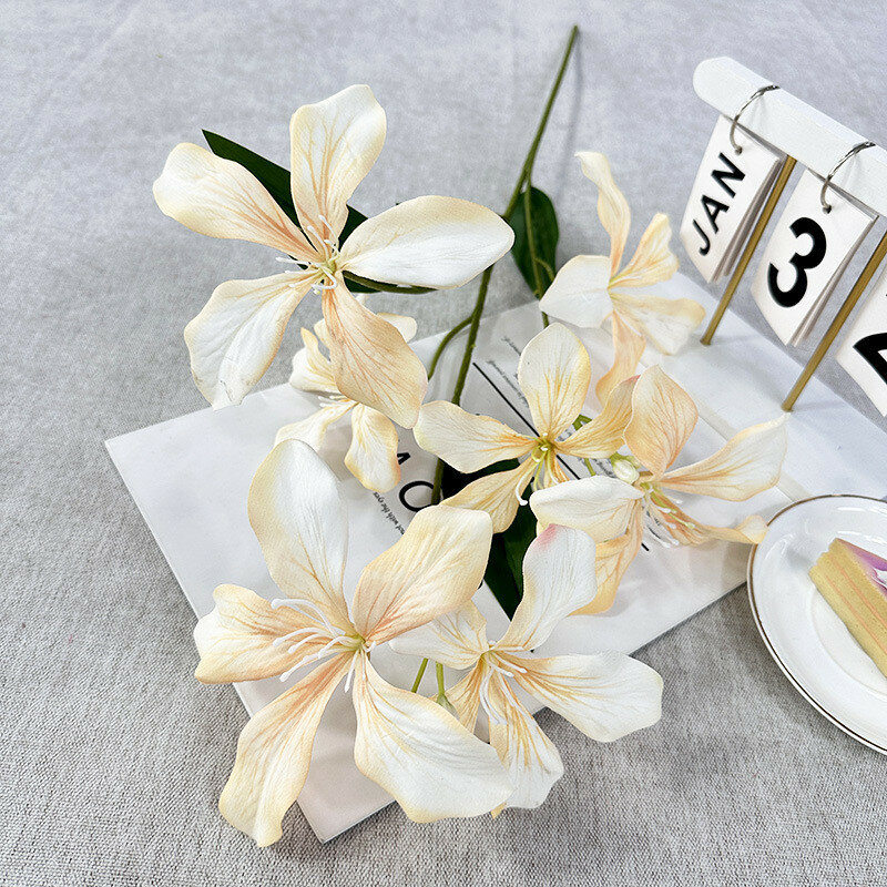 Красивый букет из шелковых цветов для свадебных мероприятий и фотосессий шампанское