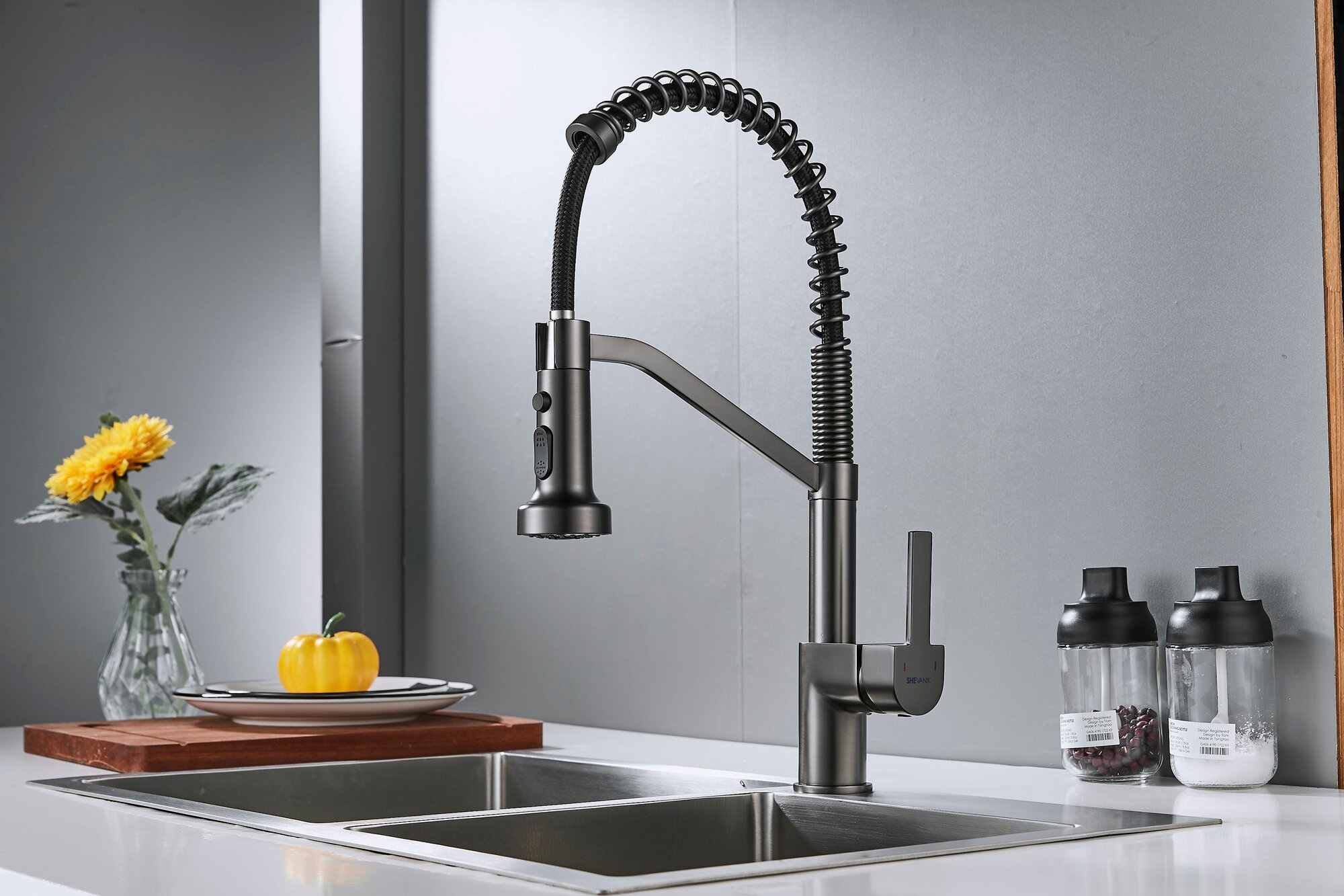 Смеситель для кухни Shevanik с гибким изливом, с выдвижным 2-х режимным аэратором, оружейная сталь, черный