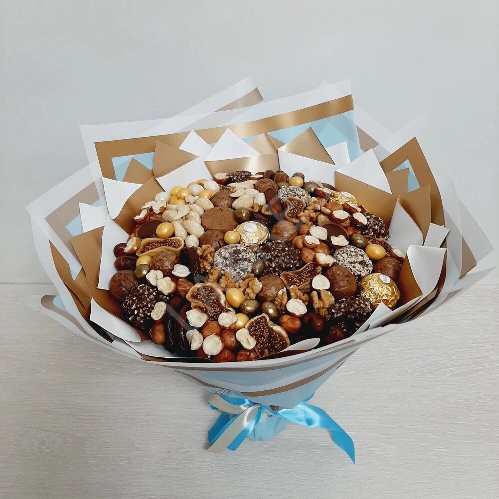Съедобный букет LAKRES, "Удовольствие", орехи и конфеты, диаметр 22 см