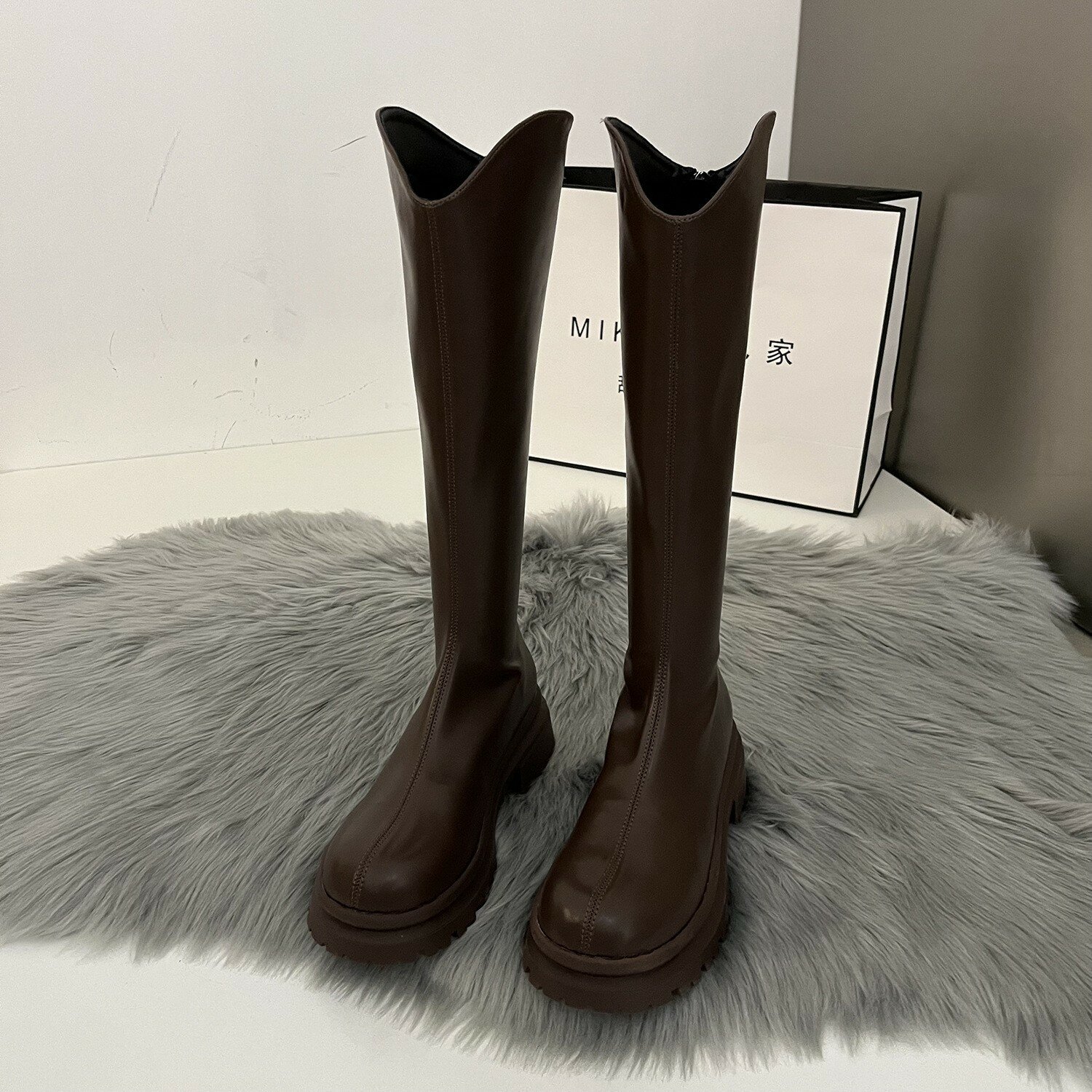 Женские летние ботинки Martin, белые корейские сапоги с V-образным вырезом, суперпопулярные ковбойские сапоги 2025 года, длинные сапоги на толстой подошве