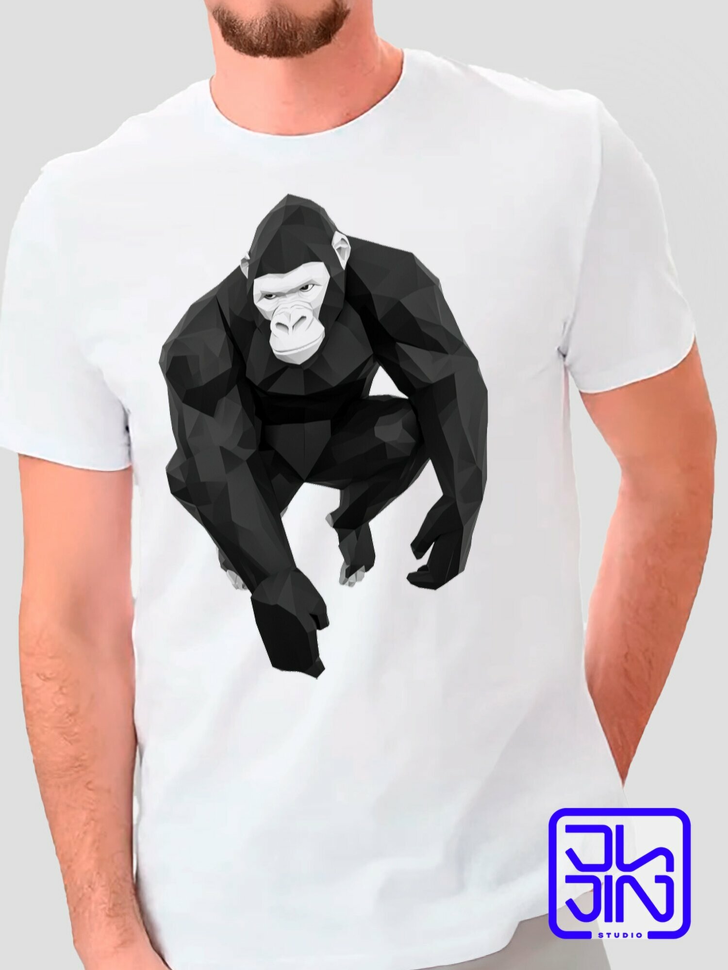 Футболка классическая мужская с авторским принтом Агрессивная черно-белая горилла в геометрических черных полигонах low poly, белый хлопковый трикотаж с прикольным рисунком на груди