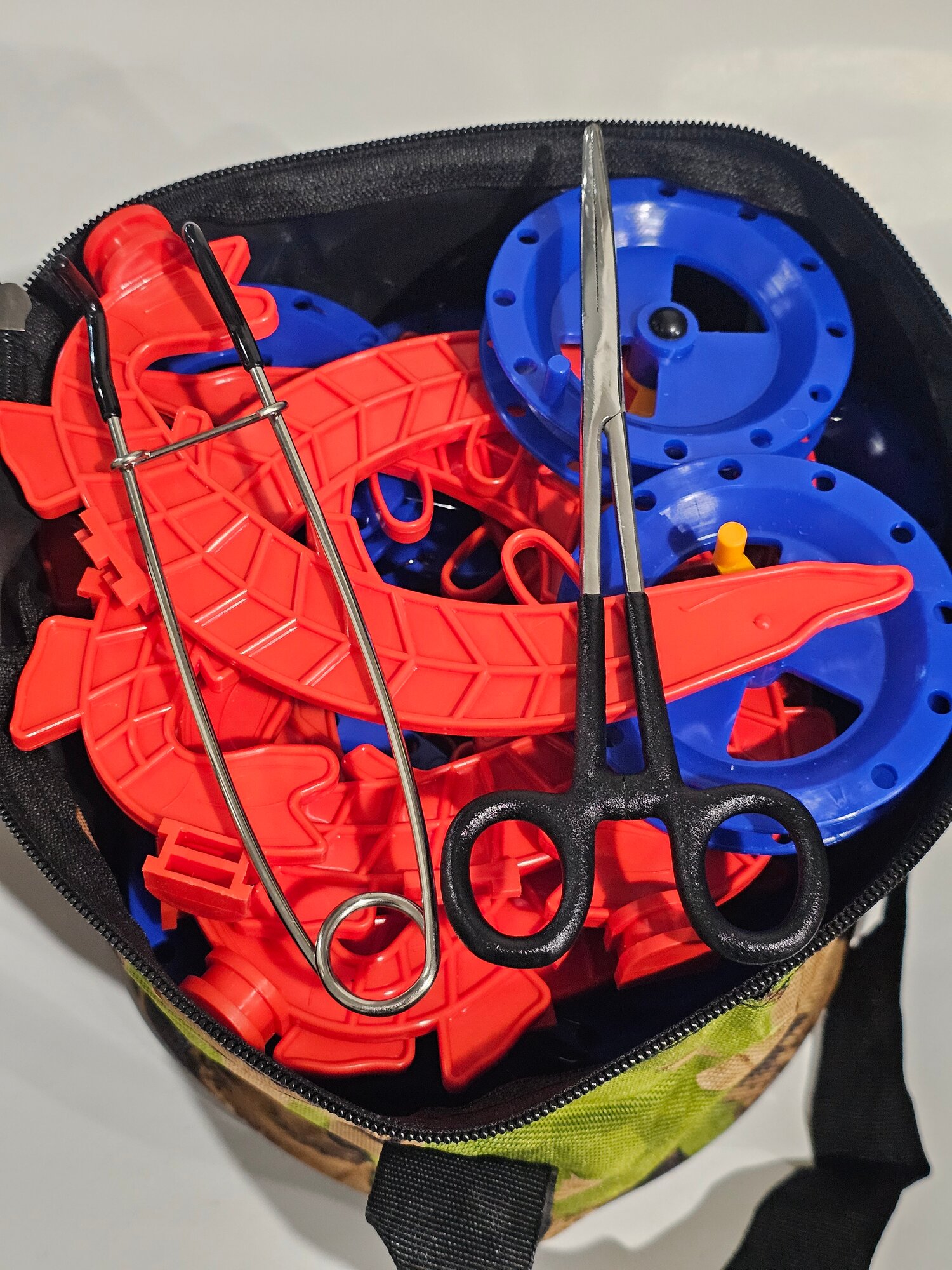 Набор оснащенных жерлиц Щука 10 шт с сумкой + зевник и зажим(корнцанг)/ Жерлица зимняя на подставке складная. Westman