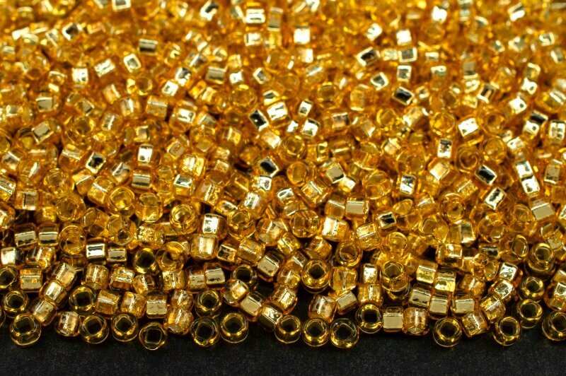 Бисер японский TOHO круглый 15/0 #0022 Square/квадратное отверстие, светлый топаз, серебряная линия внутри, 10 грамм