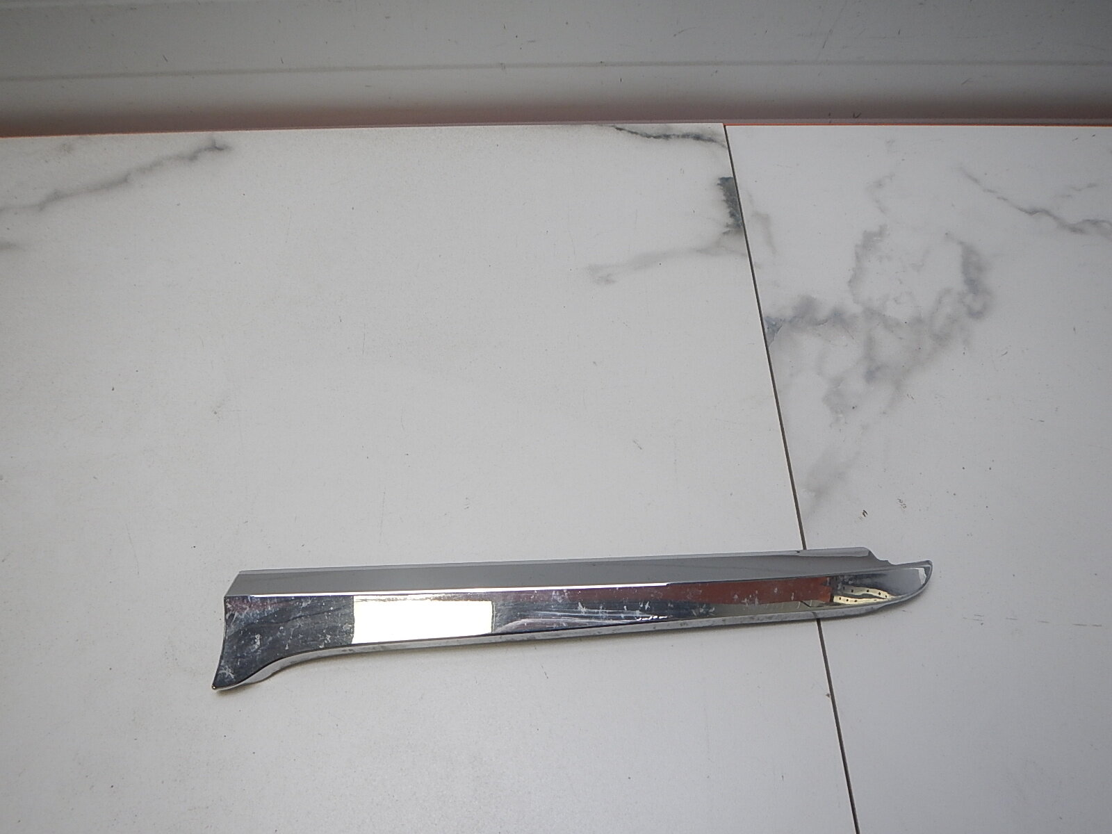 Б/У Накладка на решетку радиатора, Geely (Джили)-MK (08-16) GEELY MK (08-16) левая, хром Царапины, сломана 1 направляюшая...