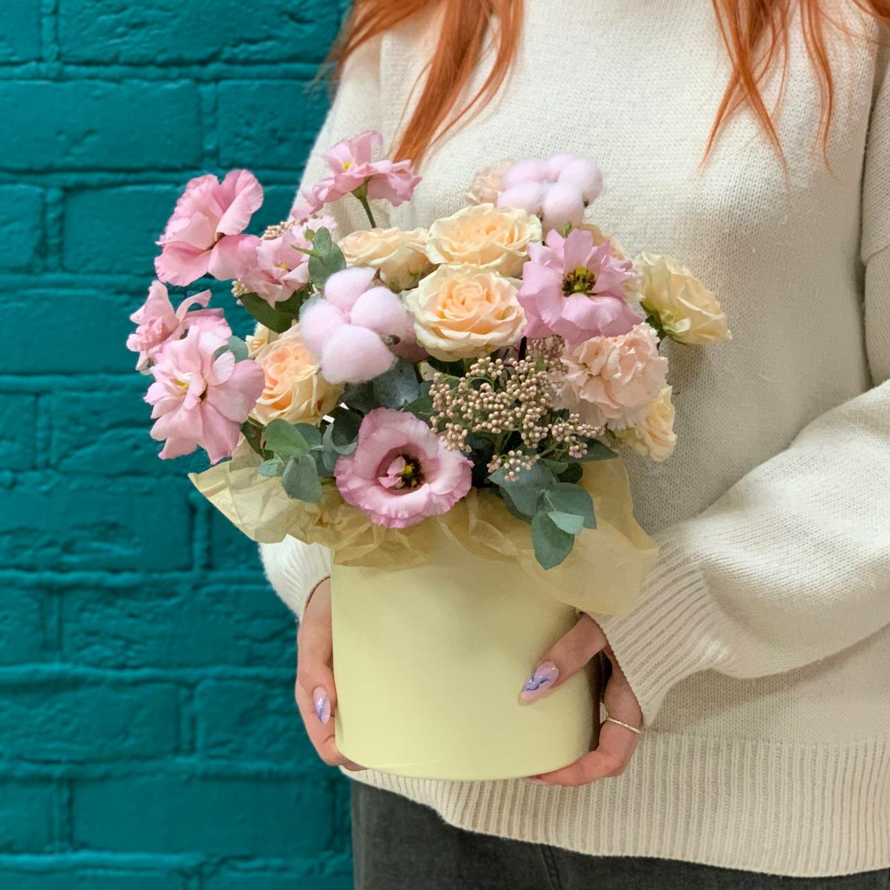 Композиция из кустовой розы и эустомы