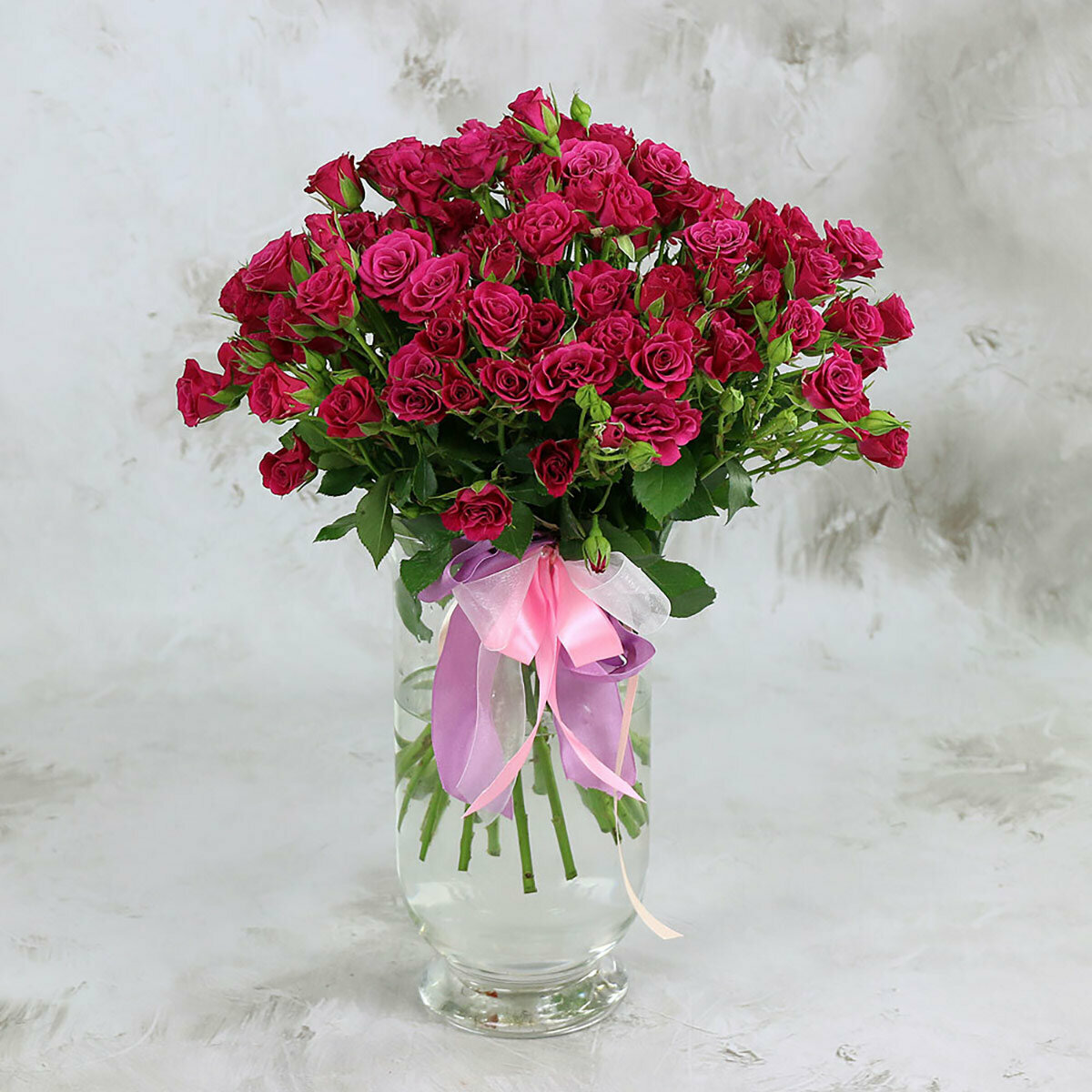 Букет живых цветов из 25 малиновых кустовых роз, высота букета 40см от Букет Маркет