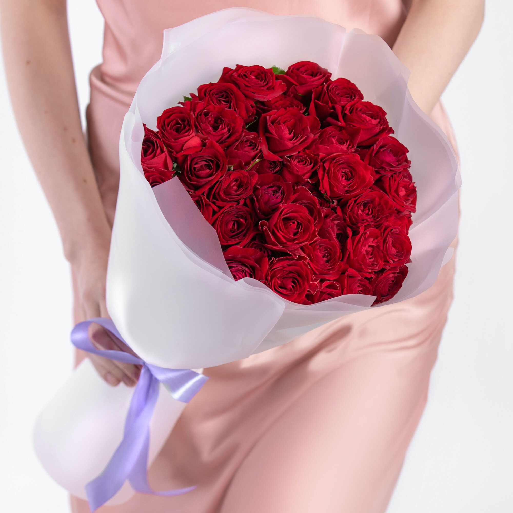 Букет Мегацвет24 "Черри Хеопс", 15 красных кустовых роз, дизайнерская упаковка