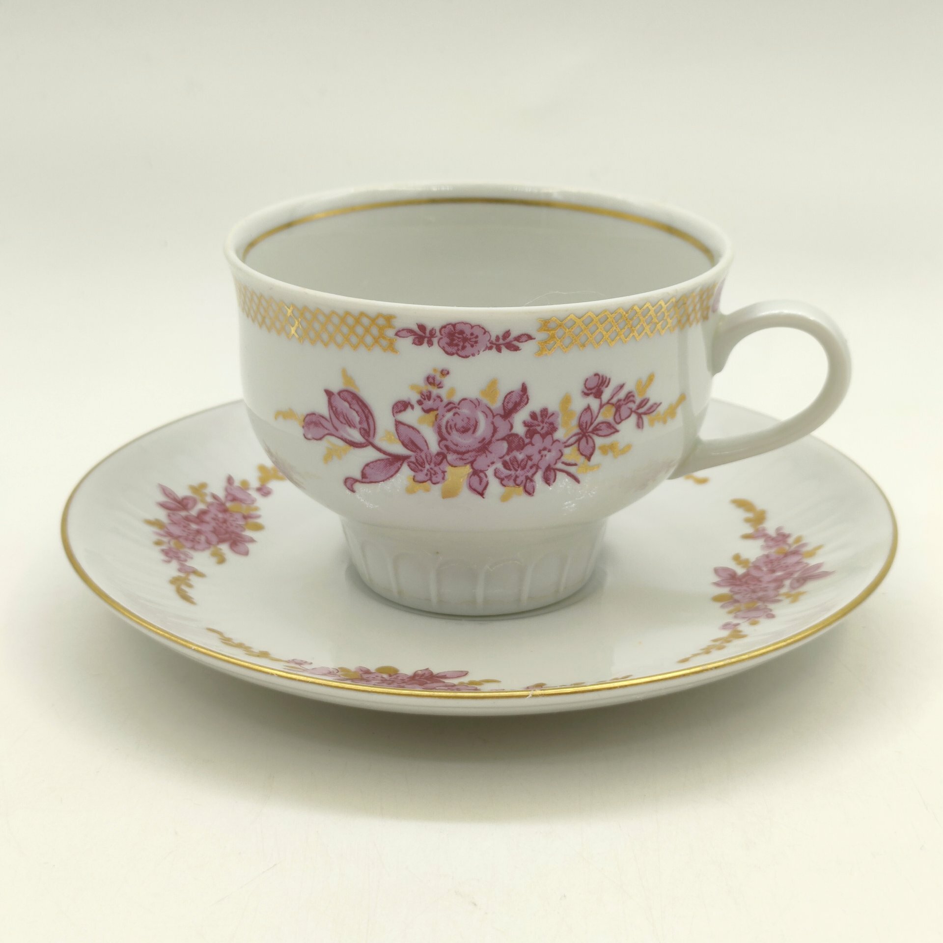 Чайная (кофейная) пара, украшенная цветочным декором, фарфор, деколь, золочение