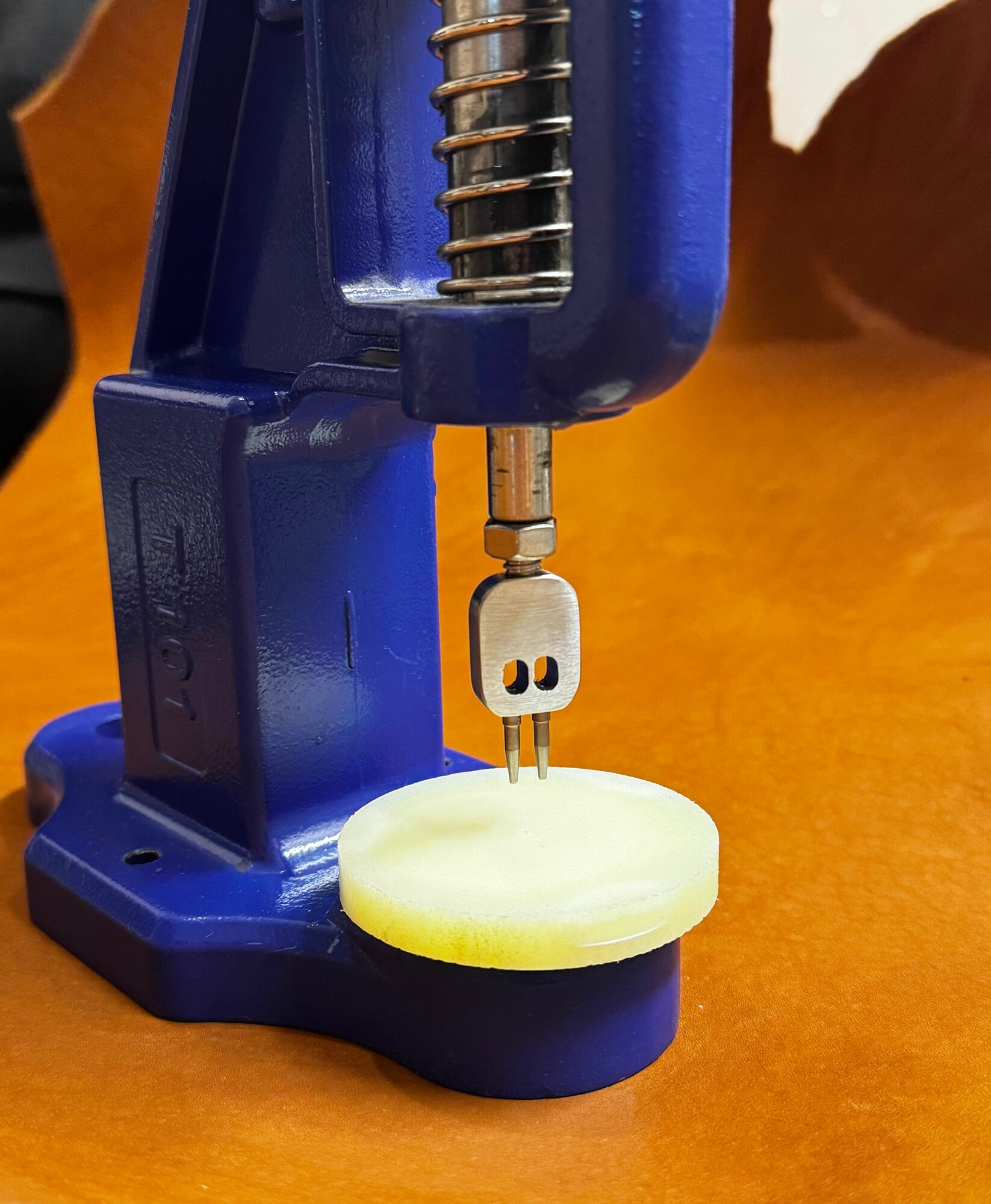 Пробойник для кожи строчный, шаг 5 мм (2-х зубный), для установки в ручной пресс