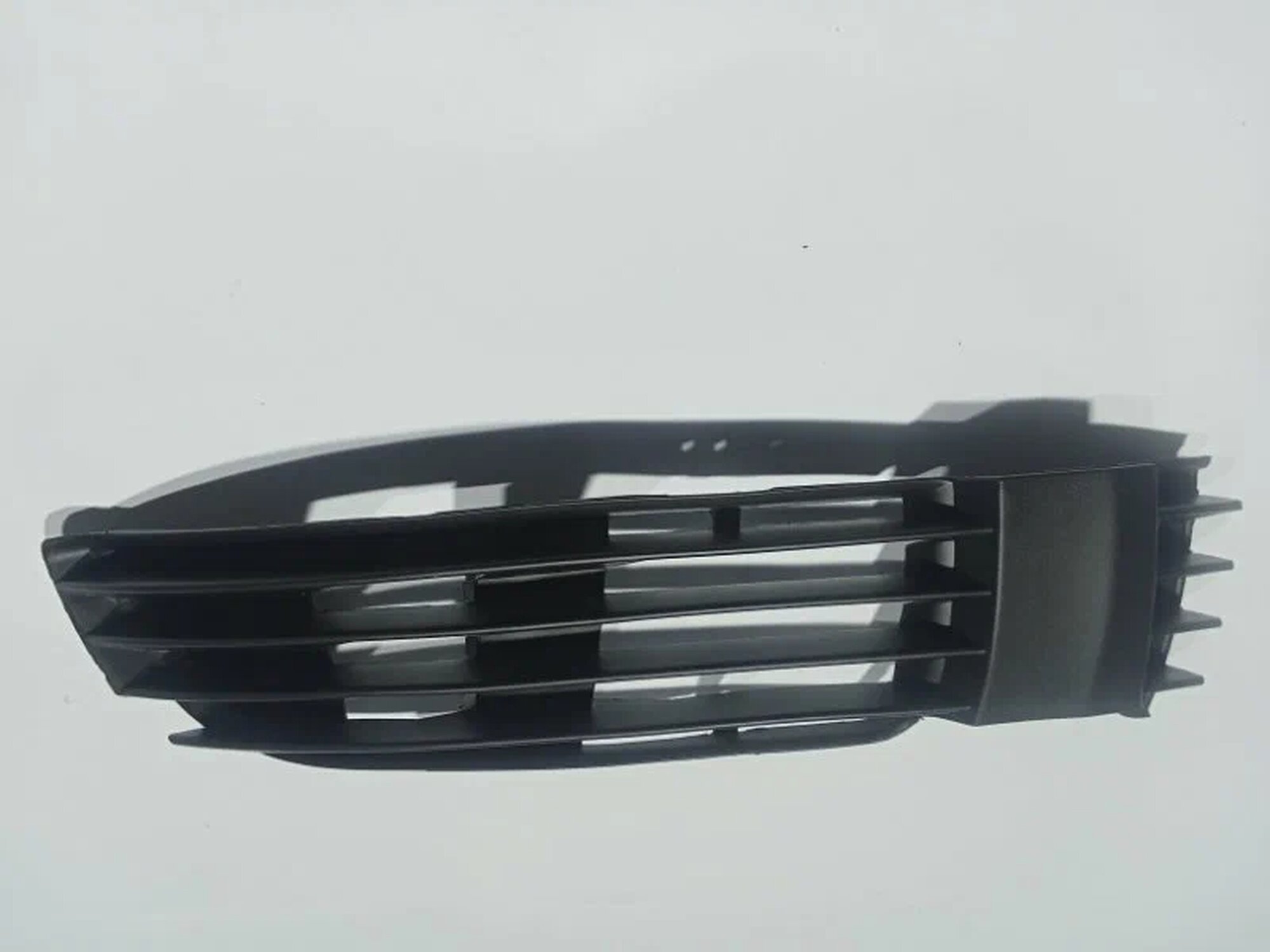 Решетка бампера 3B0853666H, для Volkswagen Passat B5, правая, новая, неоригинальная