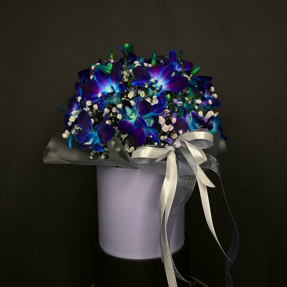 Цветочная композиция в коробке, космические орхидеи дендробиум с гипсофилой "Космическое облачко"