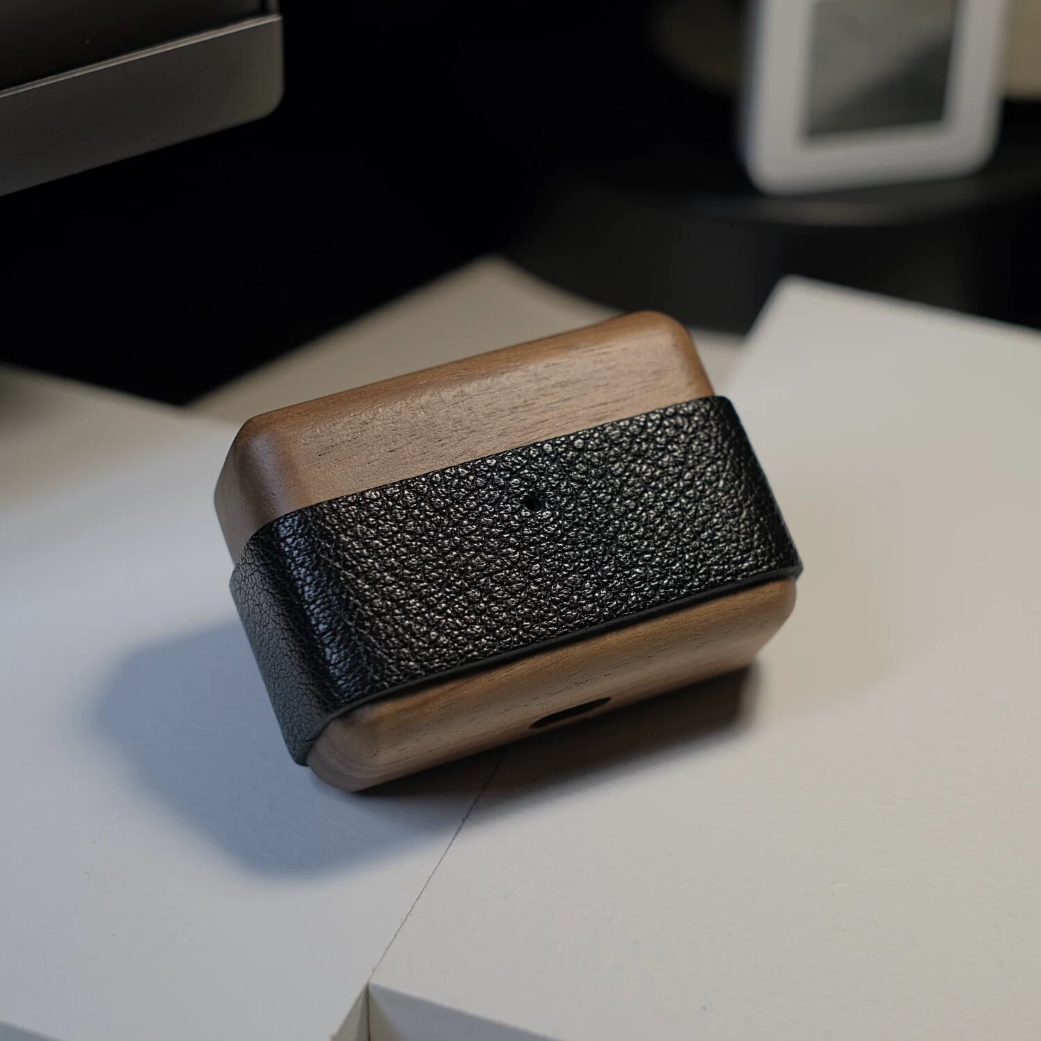 Кейс защитный для AirPods Pro 3 (2025), черный трещиноватый, премиум дизайн, совместимость с AirPods Pro 3
