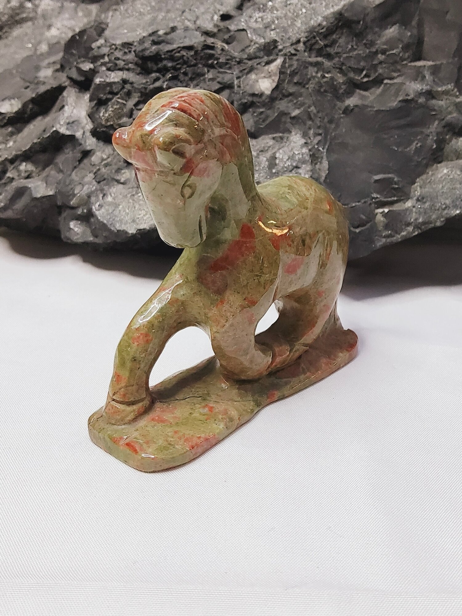 Фигурка лошадь из натурального камня Унакит 75 мм