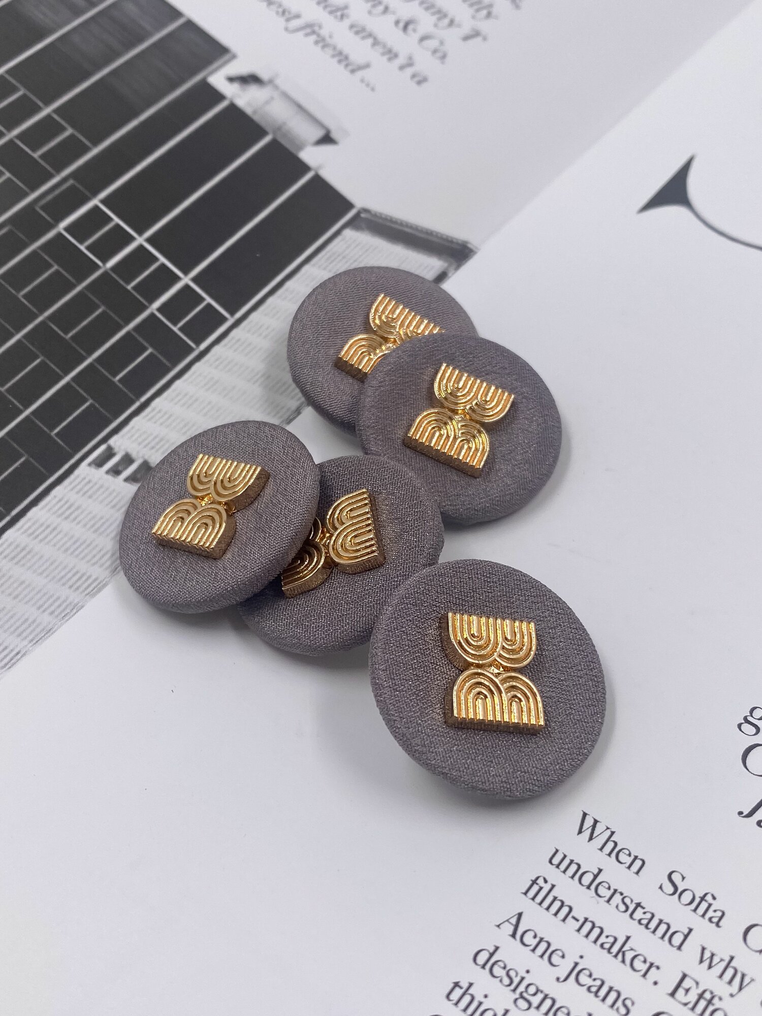 Пуговицы текстильные серые с золотом 5 шт 25 мм