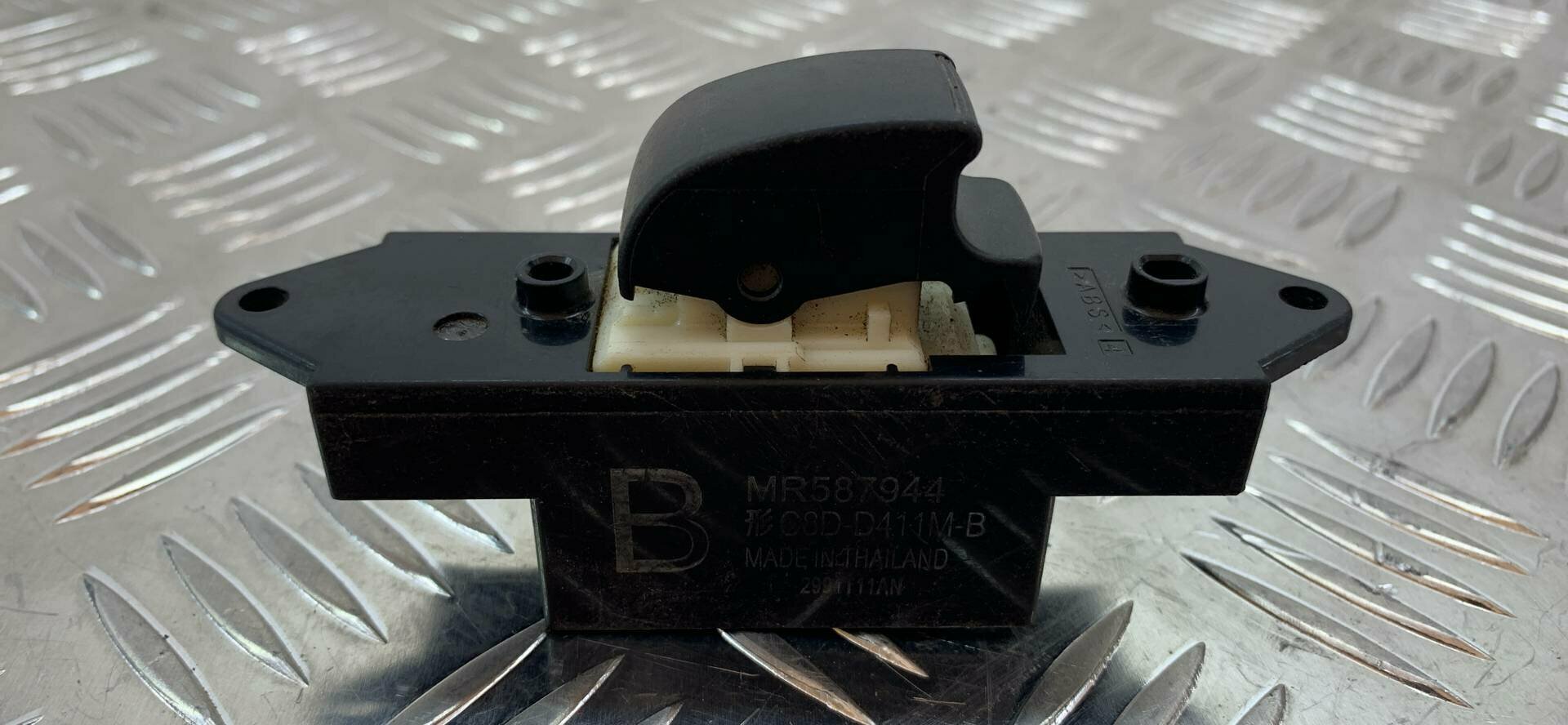 Кнопка стеклоподъемника двери задней правой Mitsubishi Lancer 10 (2007 - 2010) C8DD411MB