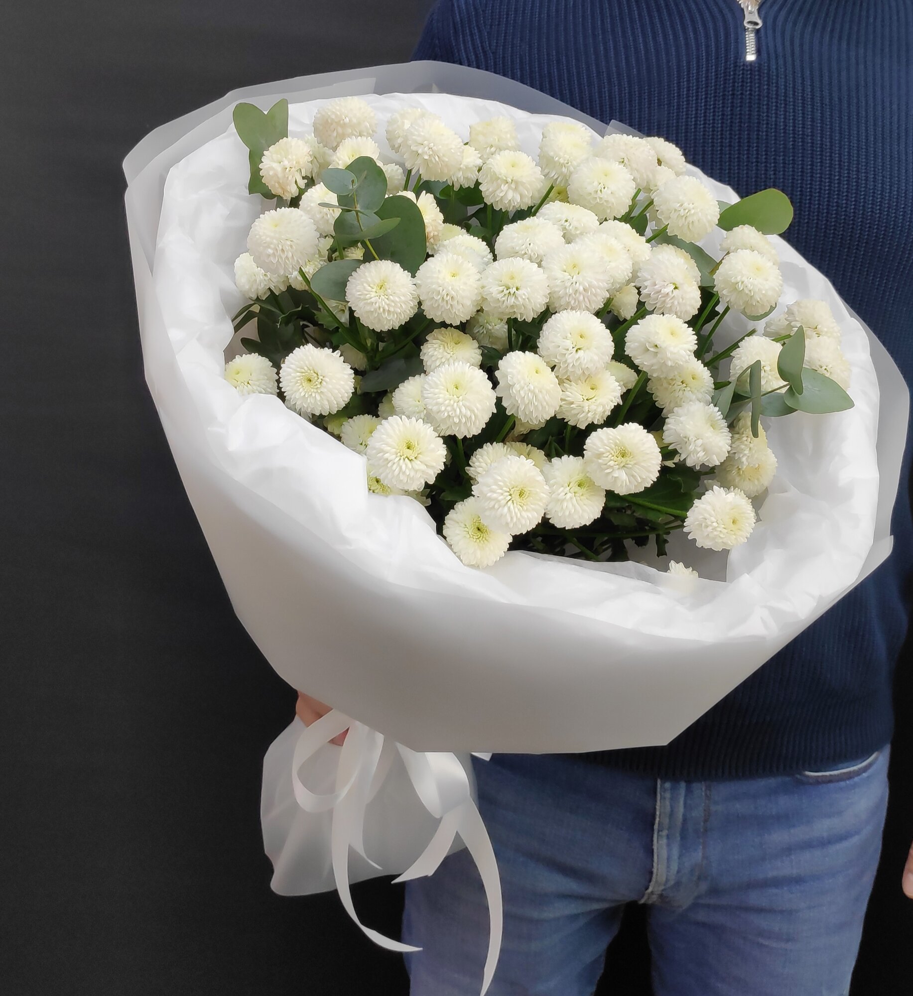 Букет белоснежных хризантем Ньютон с эвкалиптом, высотой 60 см. в коробке с аквабоксом