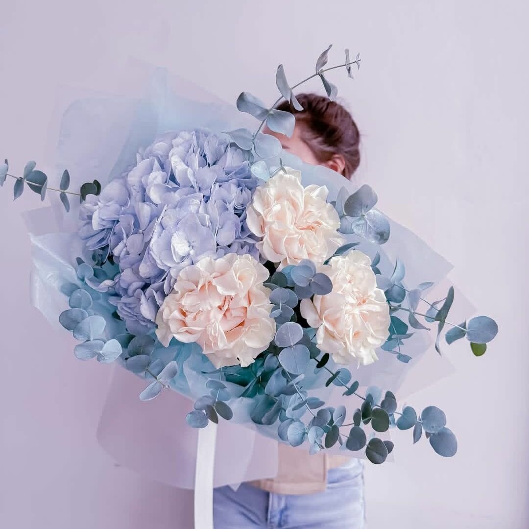 Французские розы с гортензией и эвкалиптом