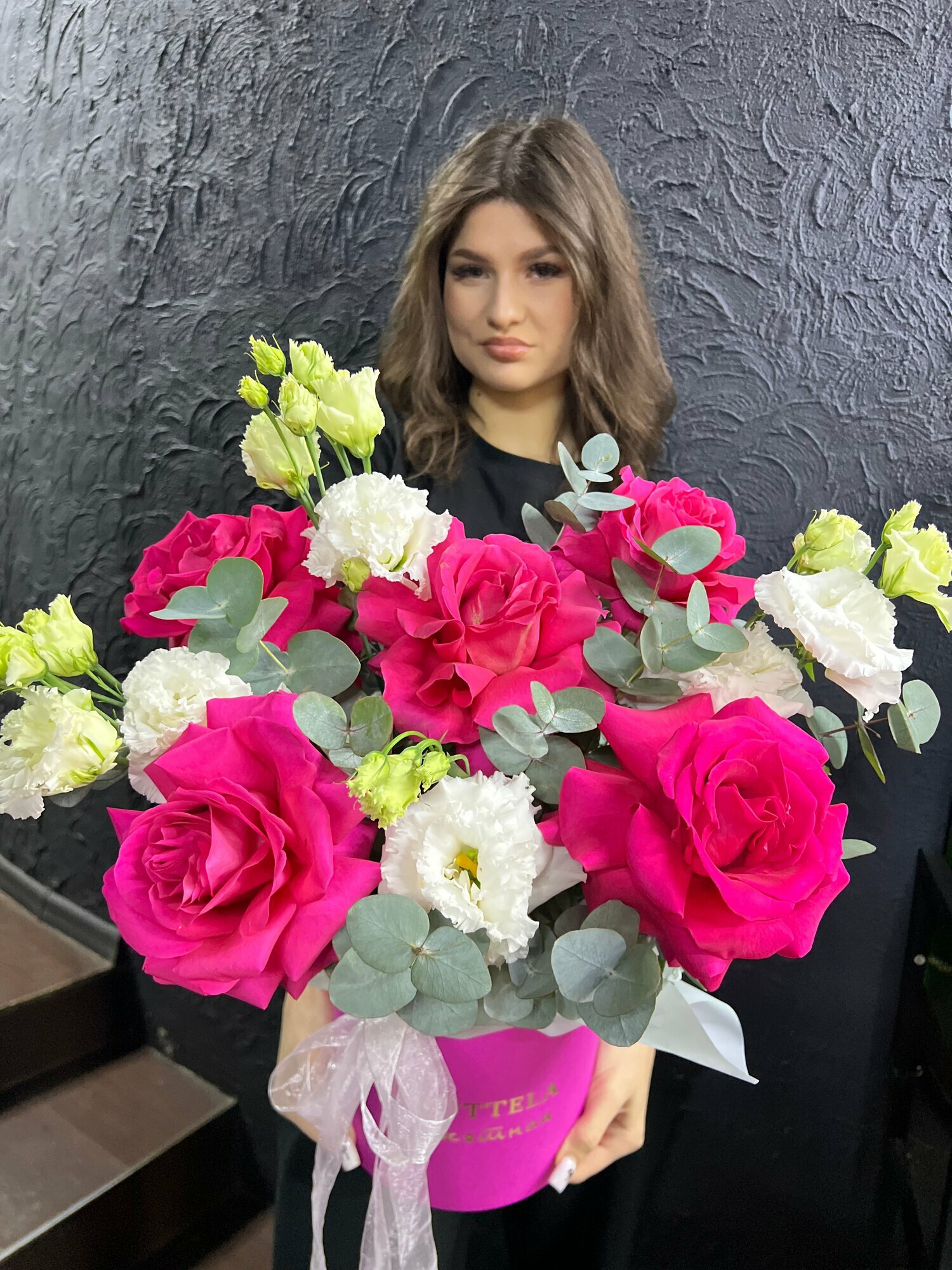 Цветы "Малиновые французские розы с эустомой", в шляпной коробке