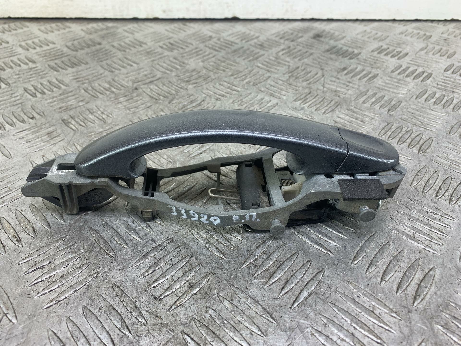 Ручка наружная двери передней правой Volkswagen Golf 5 2007 1K0837886A