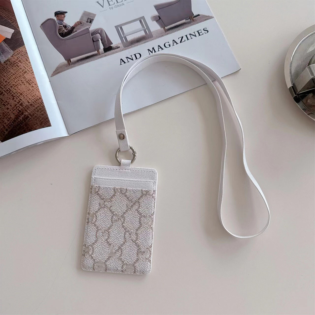 В наличии держатель для карт, вставка для карты, держатель для бейджа, держатель для удостоверения личности, шнурок для шеи, держатель для карты доступа, чехол для студенческого удостоверения, модный бренд