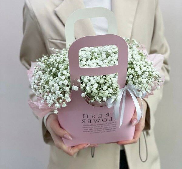 Розовая сумочка с белой гипсофилой цветочная композиция Размер М