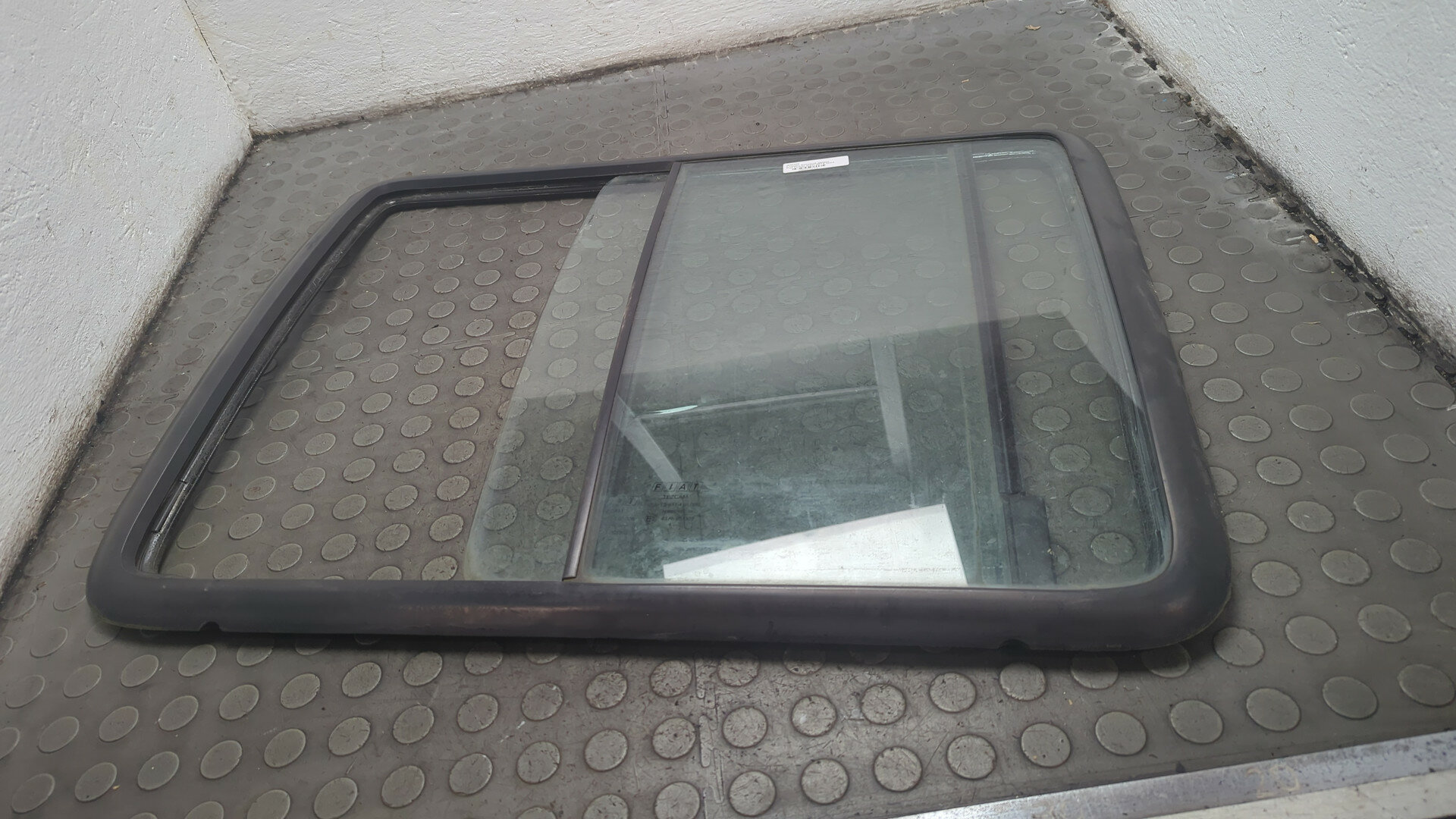 Стекло боковой двери правое заднее Fiat Doblo Б/У