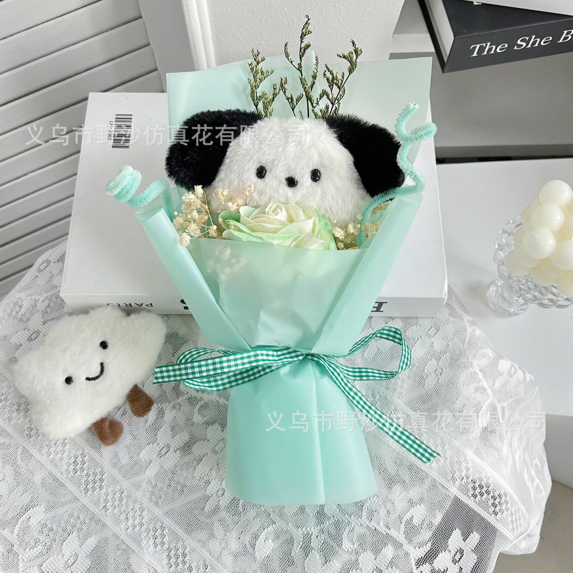 На прилавках можно приобрести букеты из плюшевых игрушек, гипсофилу, небольшие букетики из мыльных цветов, подарки ко Дню святого Валентина в период выпускных и многое другое.