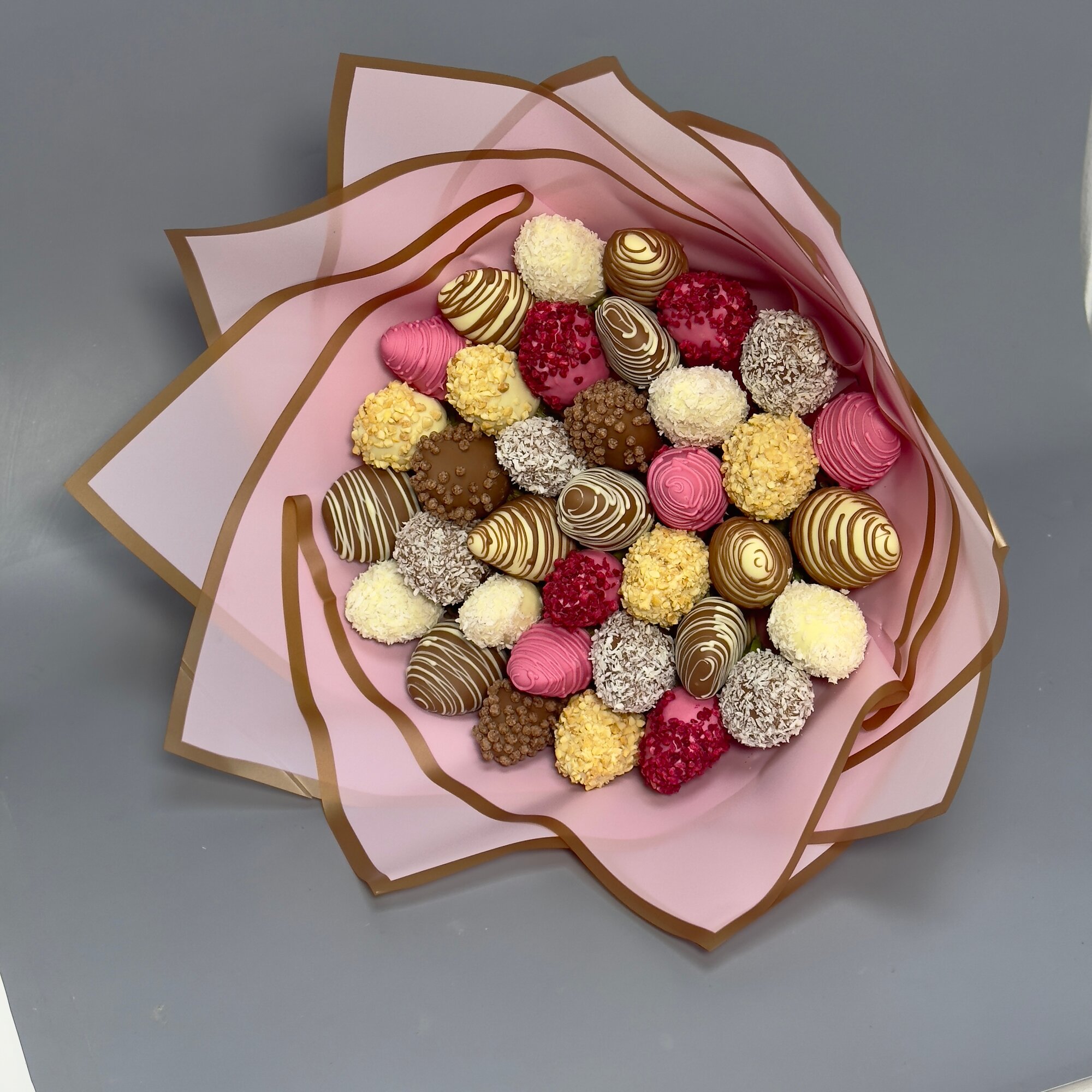 Премиум букет из клубники в бельгийском шоколаде 36 шт в подарочной упаковке