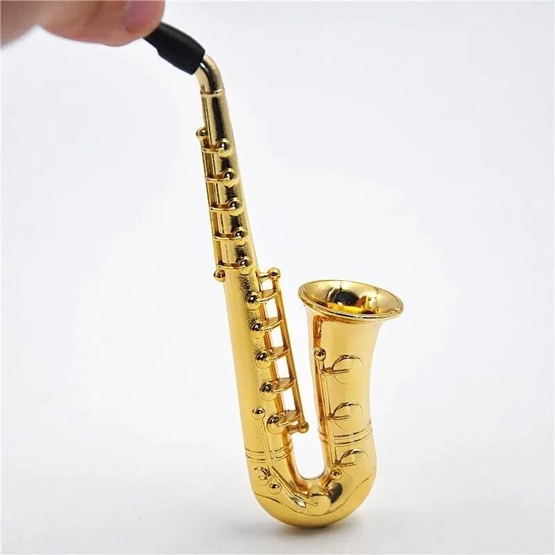 Металлическая труба в форме саксофона