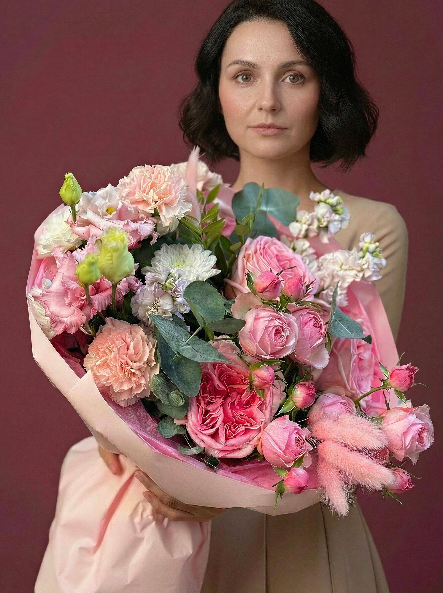 Сборный букет "Роковая элегантность" с маттиолой, розами и хризантемой