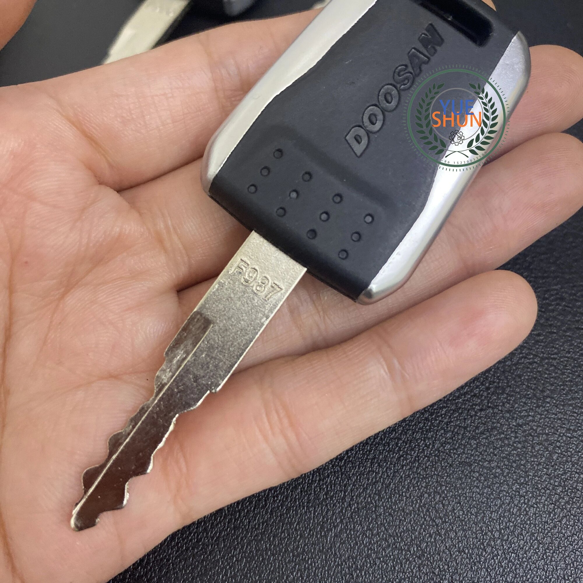 Экскаватор Doosan Daewoo DX55 60 75 150 200 21 ключи зажигания и открытия двери для начала: 1 шт.