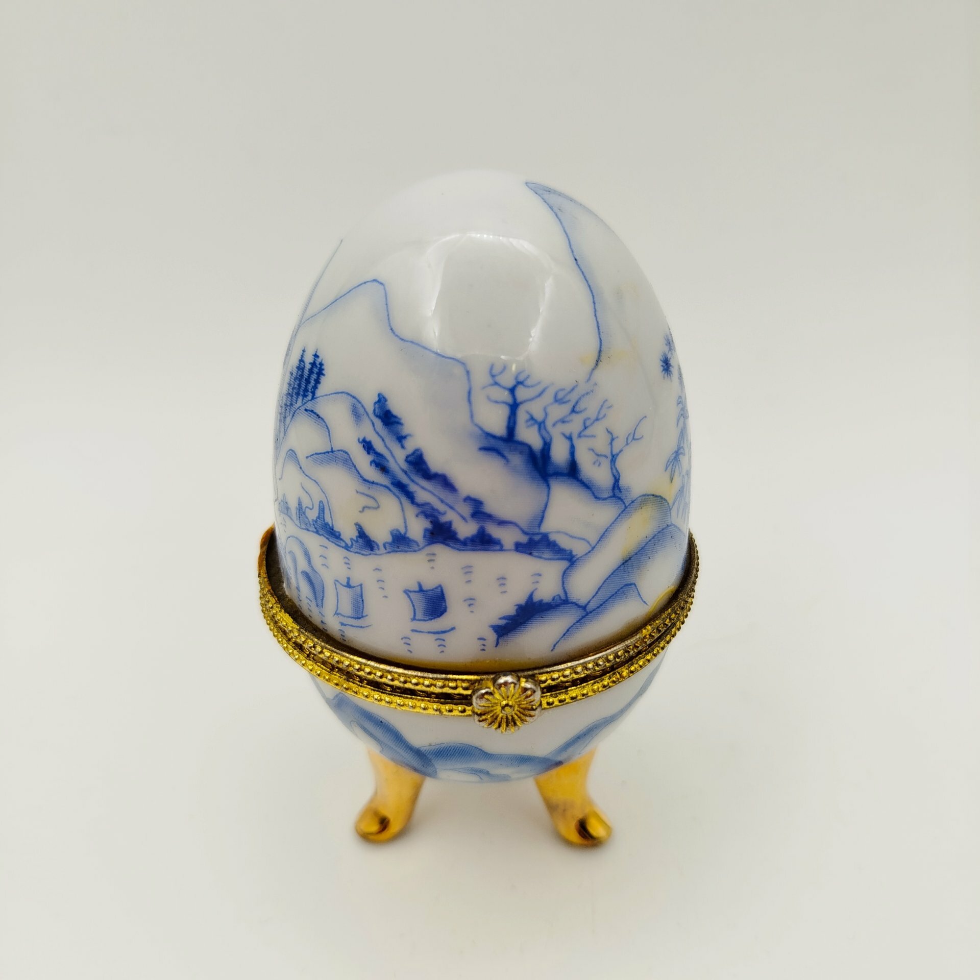 Шкатулка в форме яйца, украшенная изображением восточного пейзажа, фарфор
