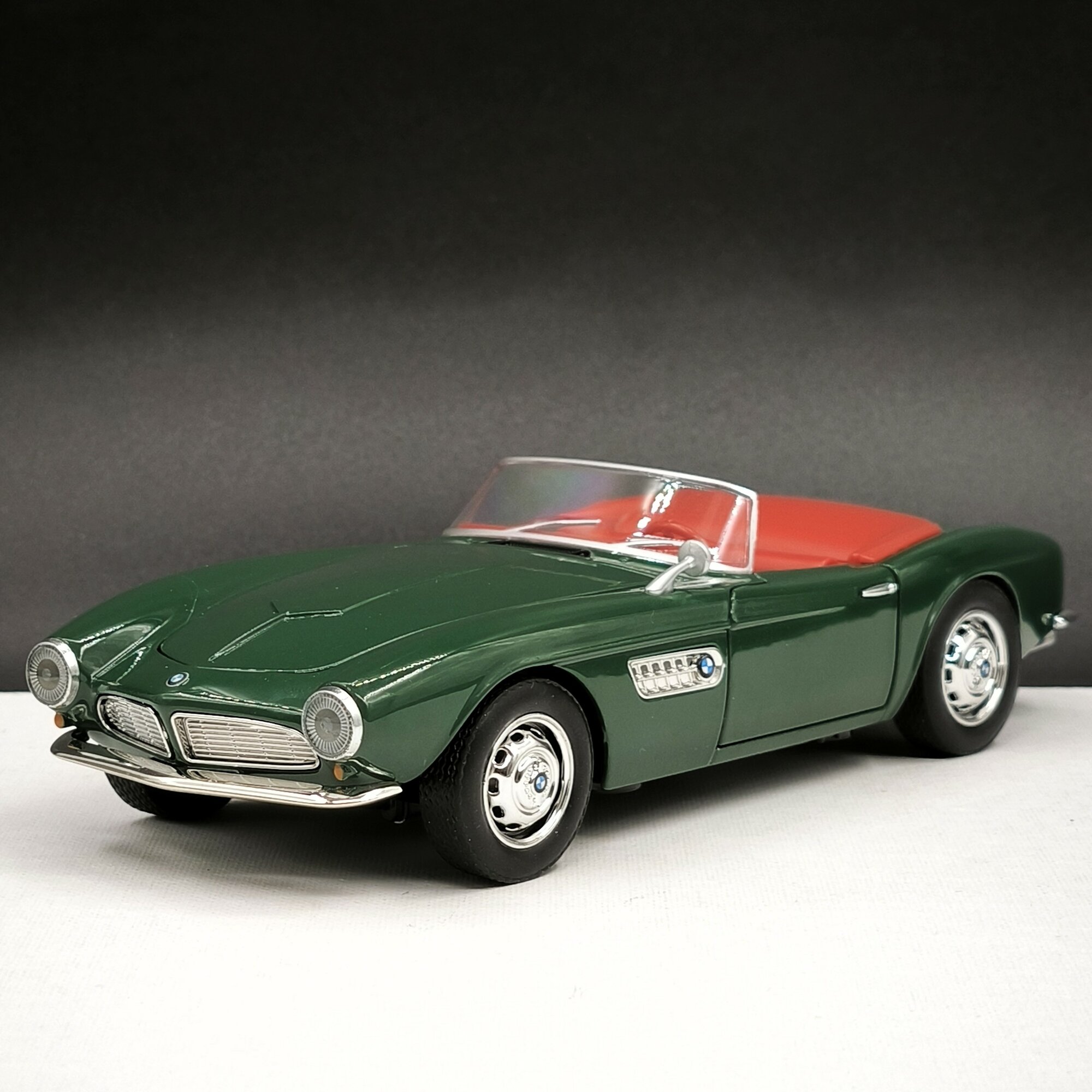 Машинка металлическая BMW 507 Cabrio (1958). БМВ 507 Кабриолет/ Свет-Звук. Масштаб модели 1:24