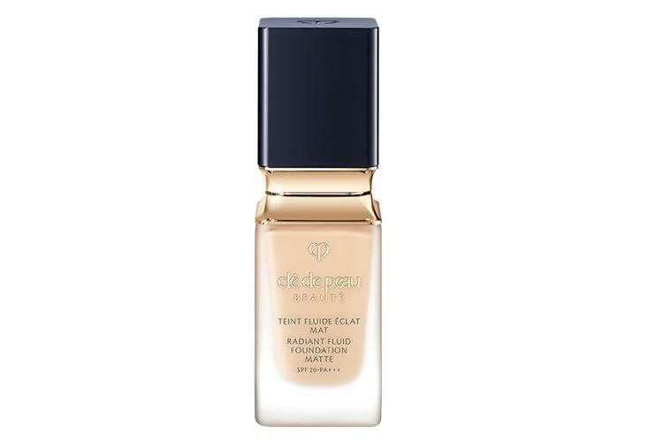 Тональный флюид женский Clé De Peau Beauté Светонаполняющий мягкий матовый тональный флюид с сияющей коррекцией тона, оттенок O10, 35 мл