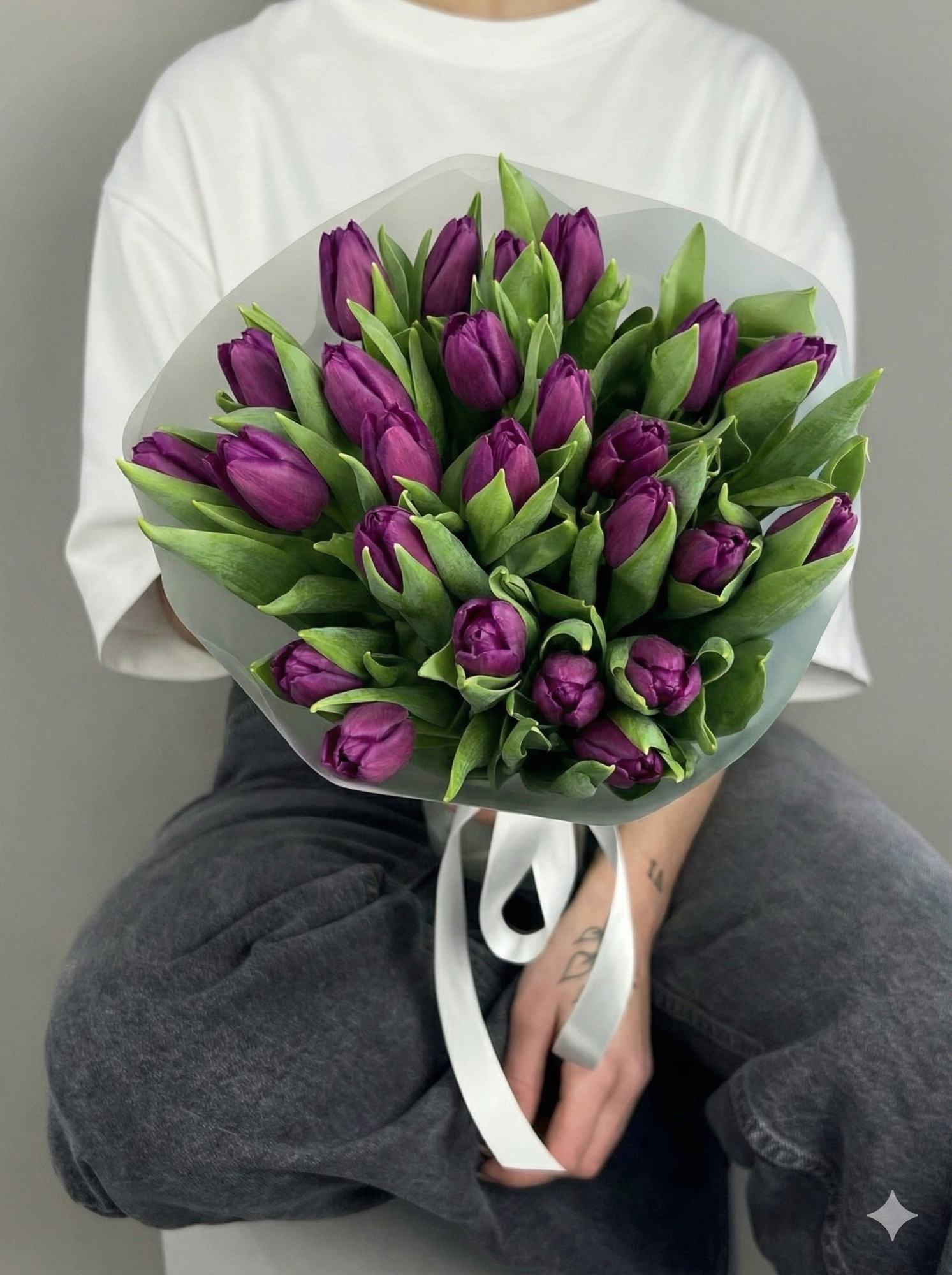Моно букет из тюльпанов 25 шт фиолетовые в упаковке на 8 марта цветы