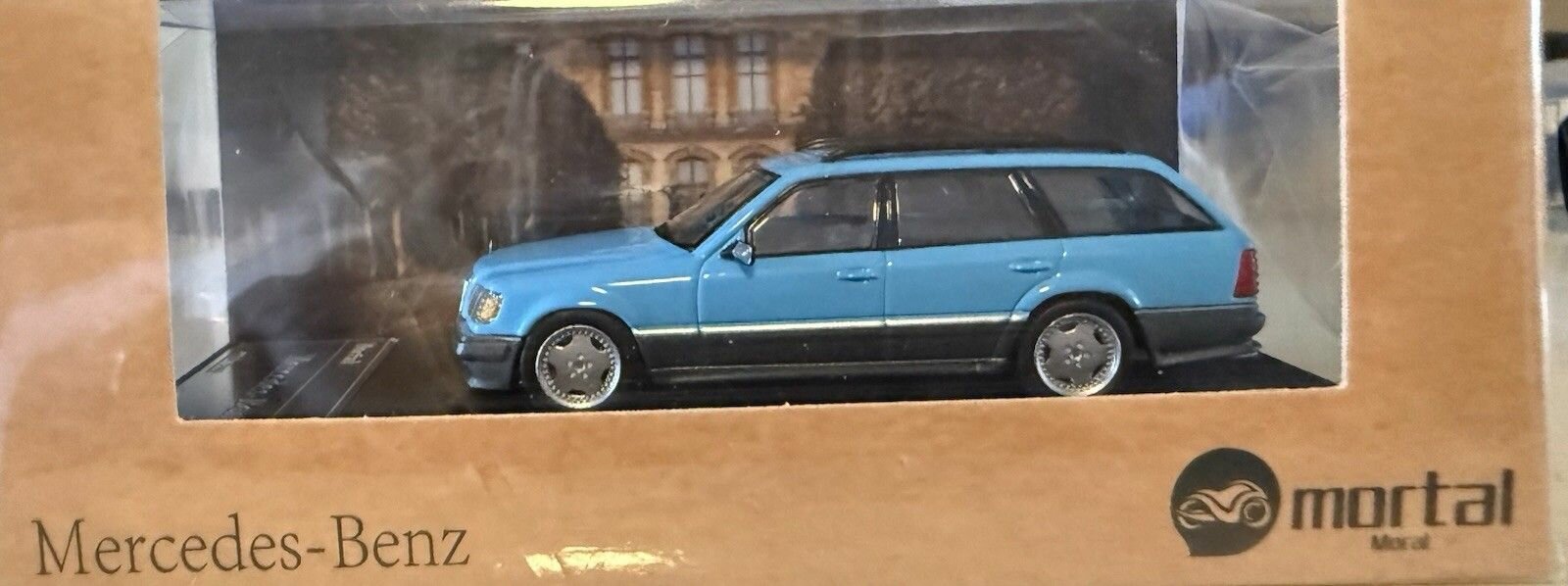 Машинка коллекционная Mortal 1:64 Mercedes Benz S124 lake blue 64MOL0028