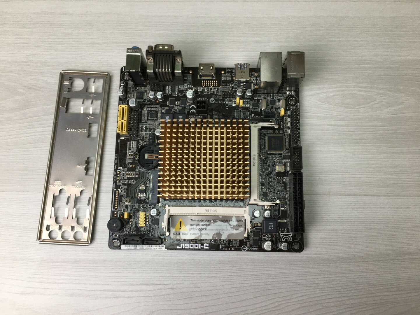 Мат. плата ASUS J1900I-C REV.1.02 Celeron J1900/2xSODIMM DDR3L/SVGA/HDMI/USB3.0/WiFi/Sb/COM/GLan mITX
