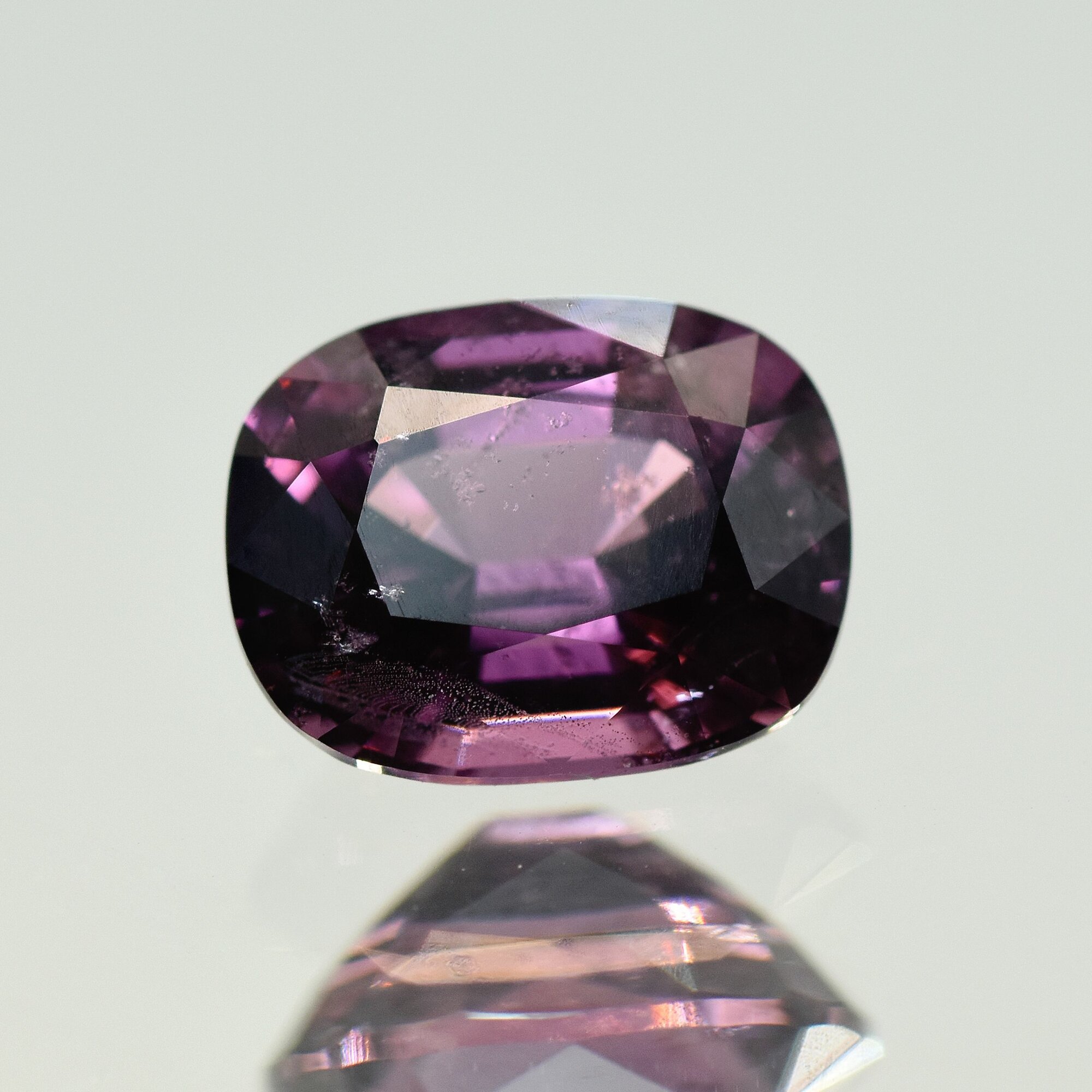Шпинель фиолетово-розовая 2.54 ct. кушон (Мьянма)