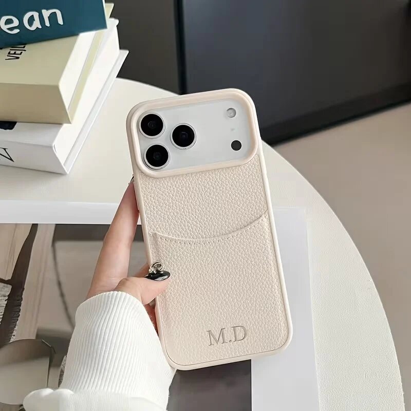 Белый кожаный чехол для iPhone 17 Pro Max с инициалами M.D.