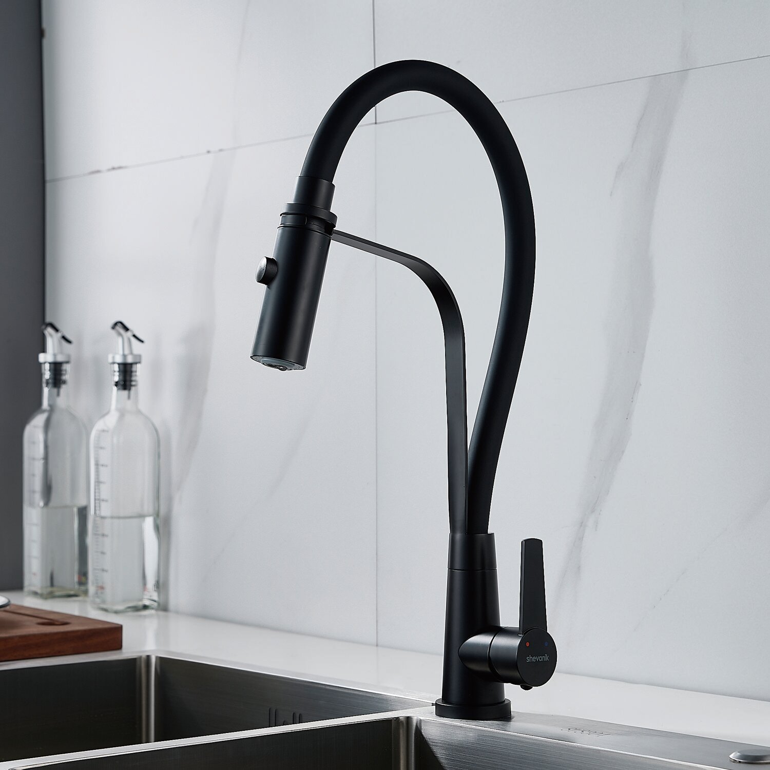 Смеситель для кухни Shevanik с гибким изливом, с выдвижным 2-х режимным аэратором, черный