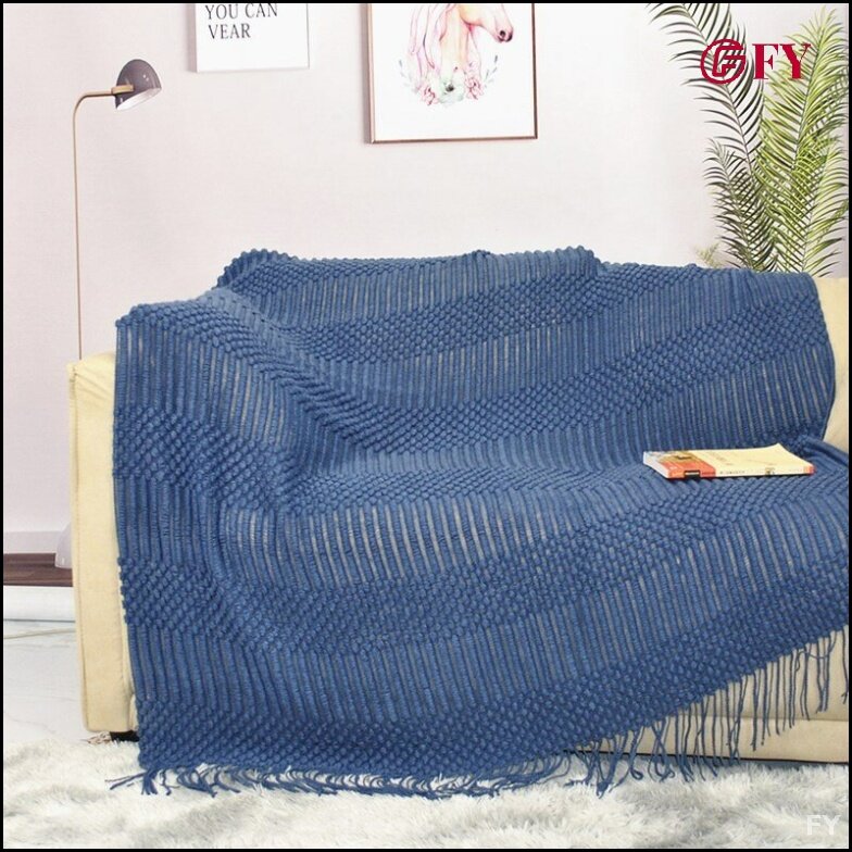 Одеяло "Джинсово-синее", 130x180 см Диван обтянут гобеленом, удобным и мягким