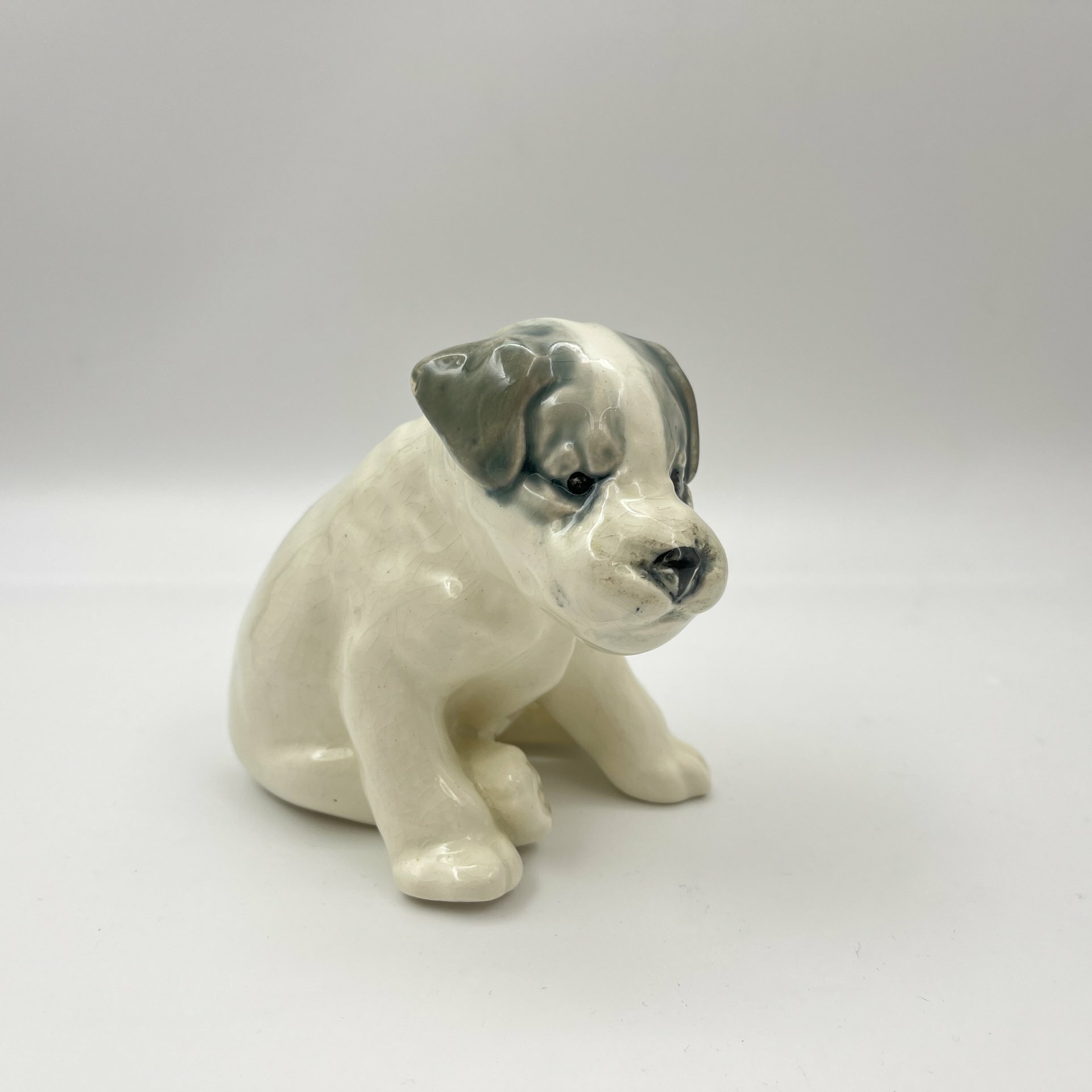 Статуэтка "Щенок", скульптор Е. М. Гуревич, фаянс, роспись