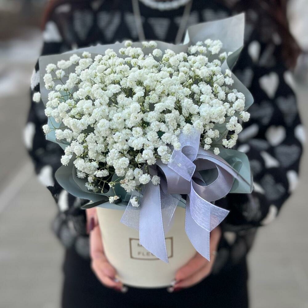 Композиция из белой гипсофилы в коробке с бантом - Plaza Flowers