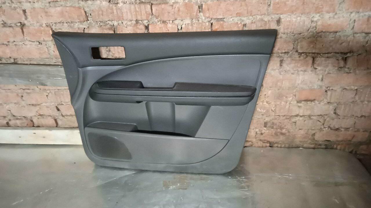 Обшивка двери передней правой Ford C-Max 2005