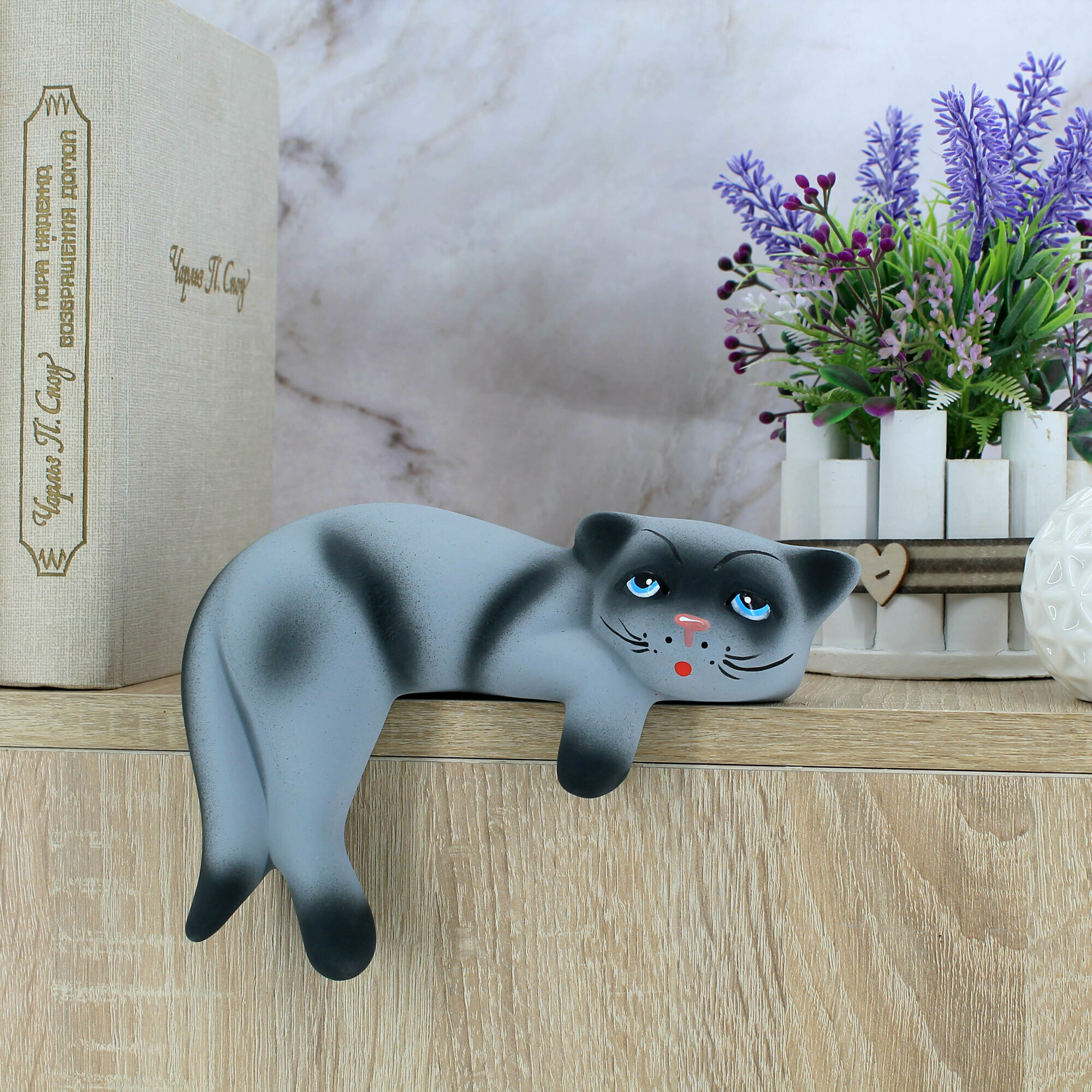 Интерьерная статуэтка фигурка Кот Сеня , 18 см . керамика , ручная роспись , цвет серый с чёрным подпалом ,