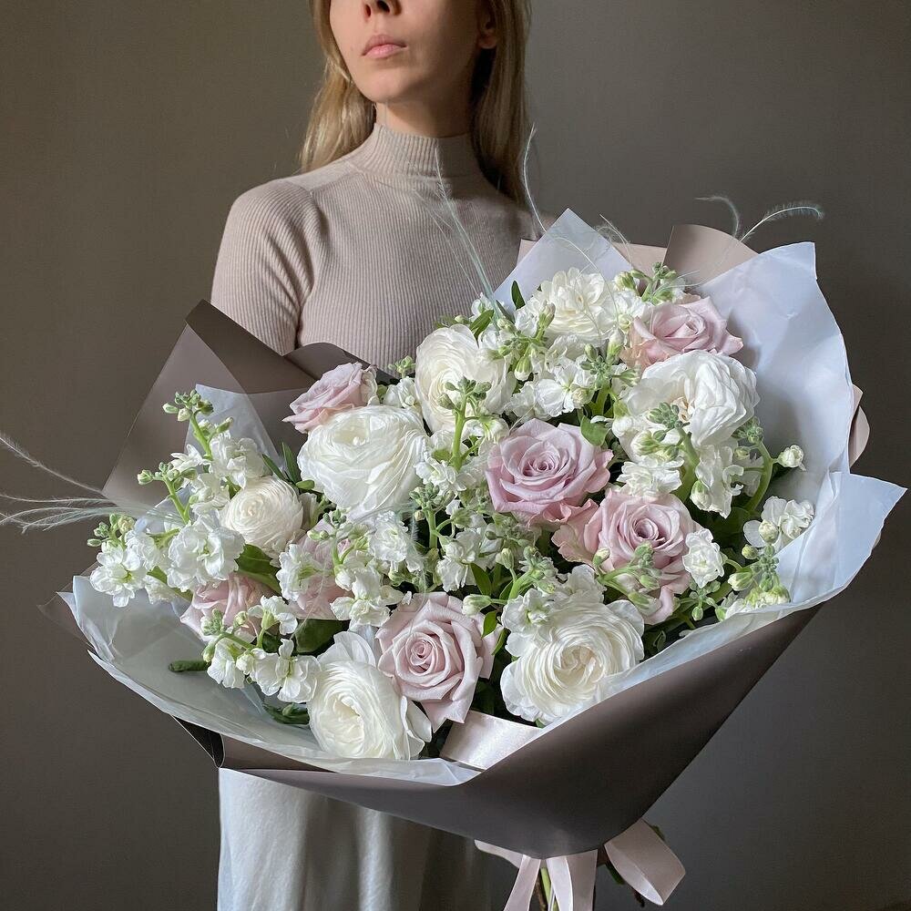 Пышный букет с ранункулюсами, маттиолой и пудровыми розами, размер L. Veresk 386