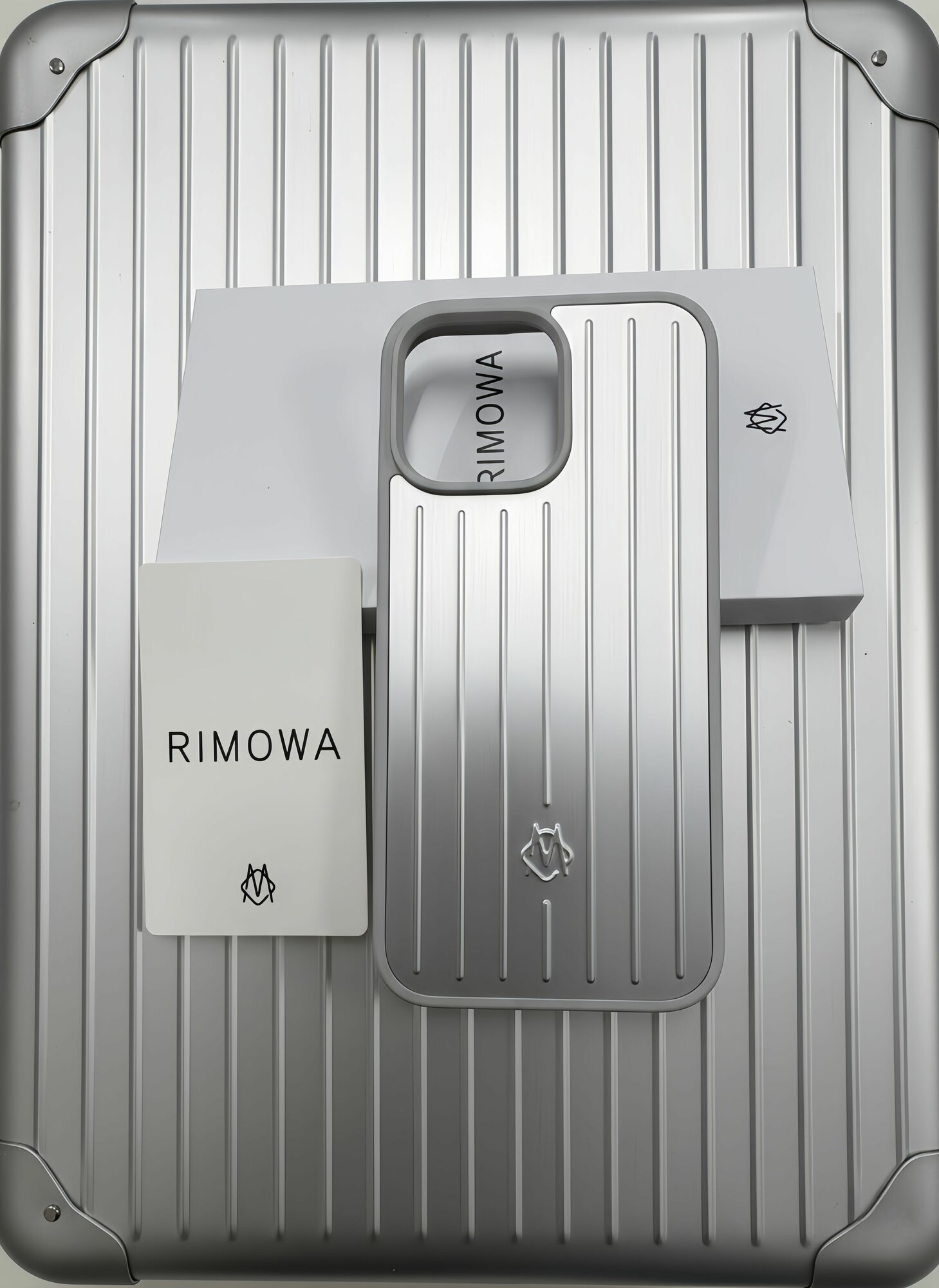 Чехол RIMOWA для iPhone 13 алюминиевый в стиле чемодана