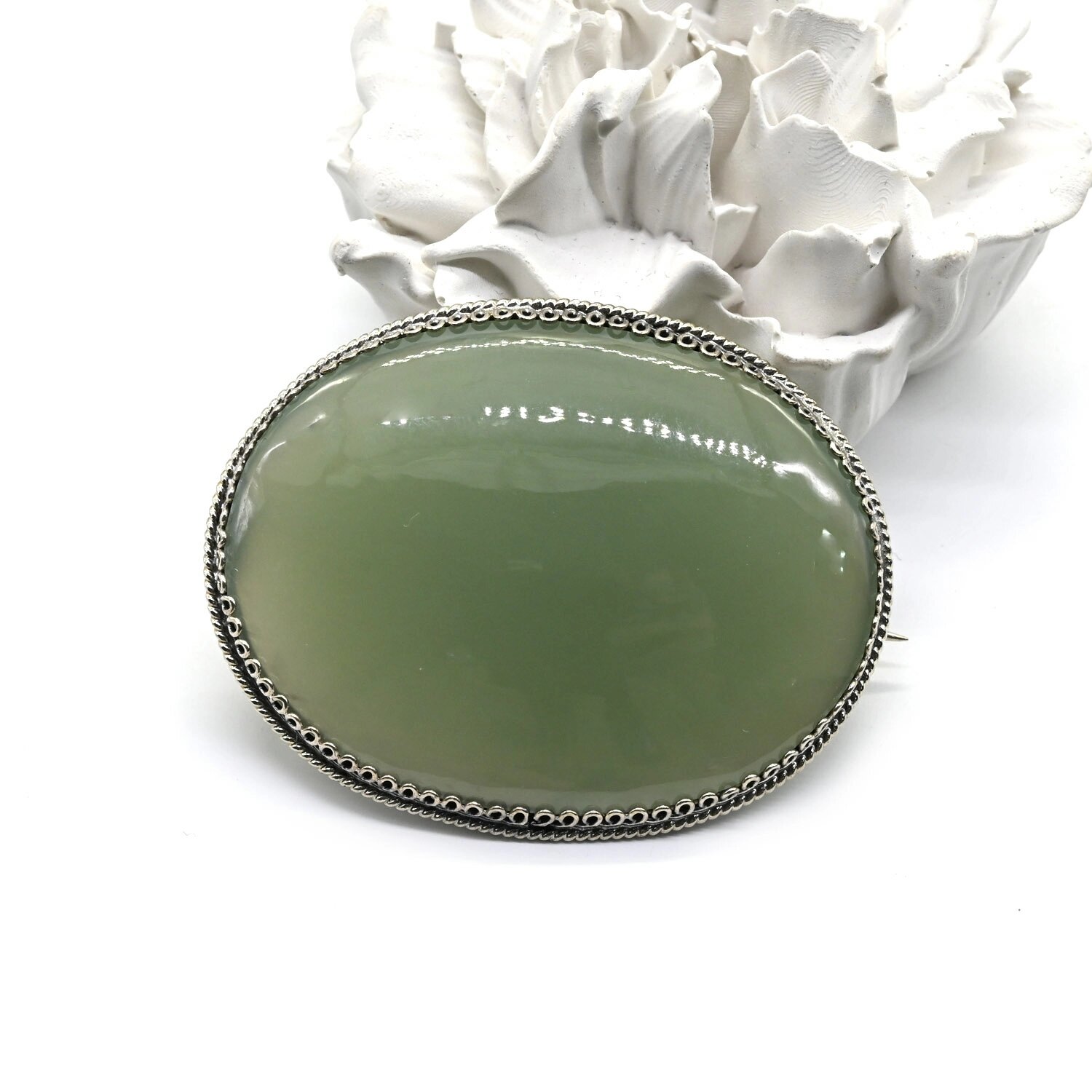 Брошь, нефрит