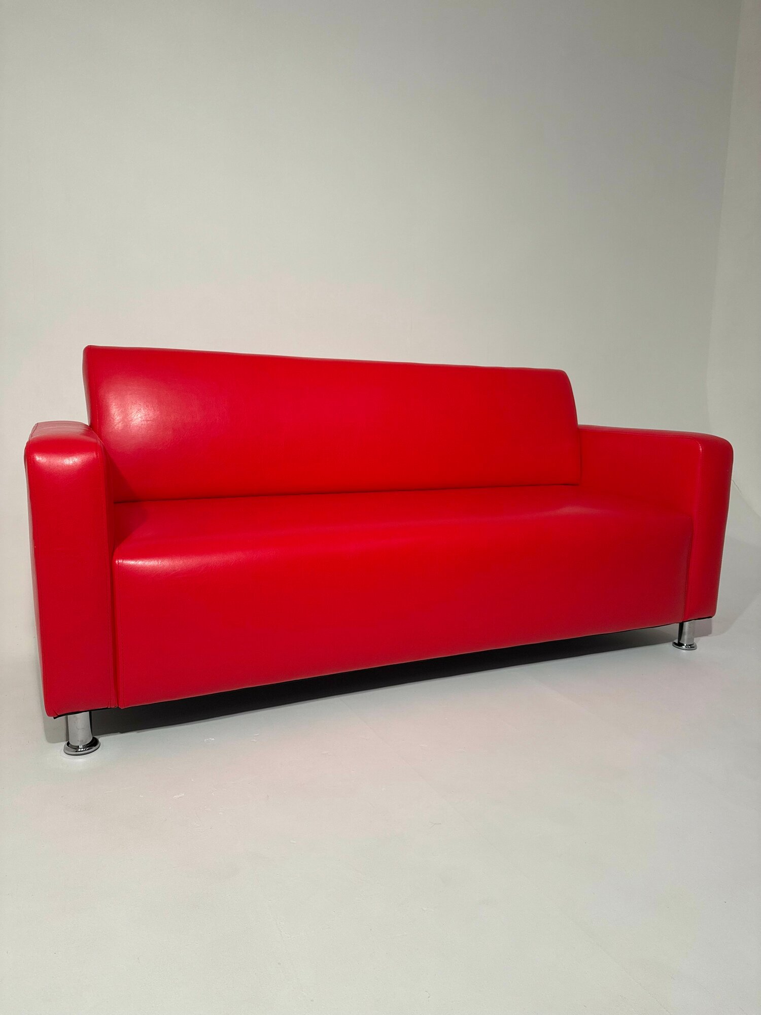 Диван офисный Платинум, механизм Нераскладной, 180х67х82 см, красный глянцевый